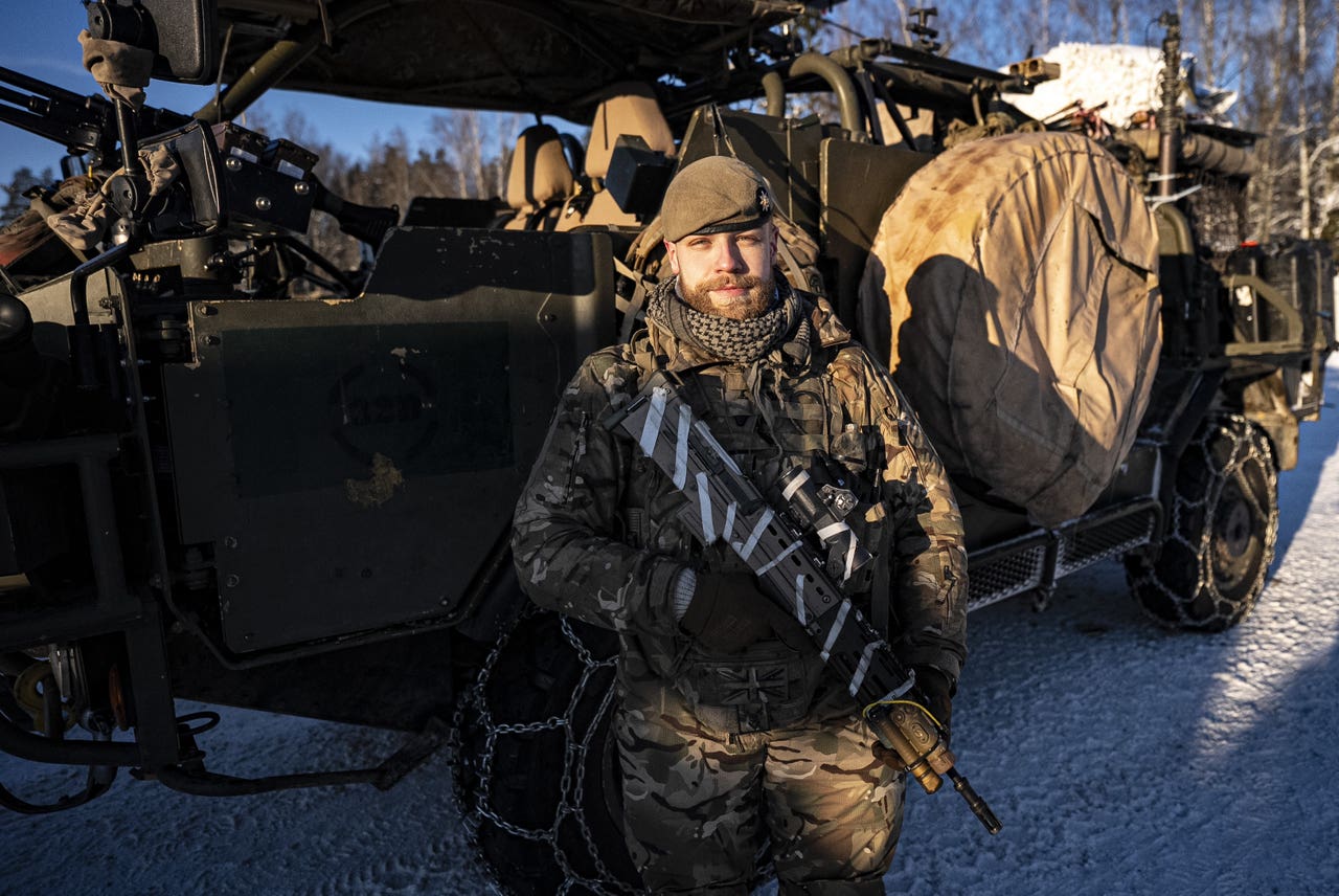Soldiers wade through ‘chest-deep’ snow during training close to ...