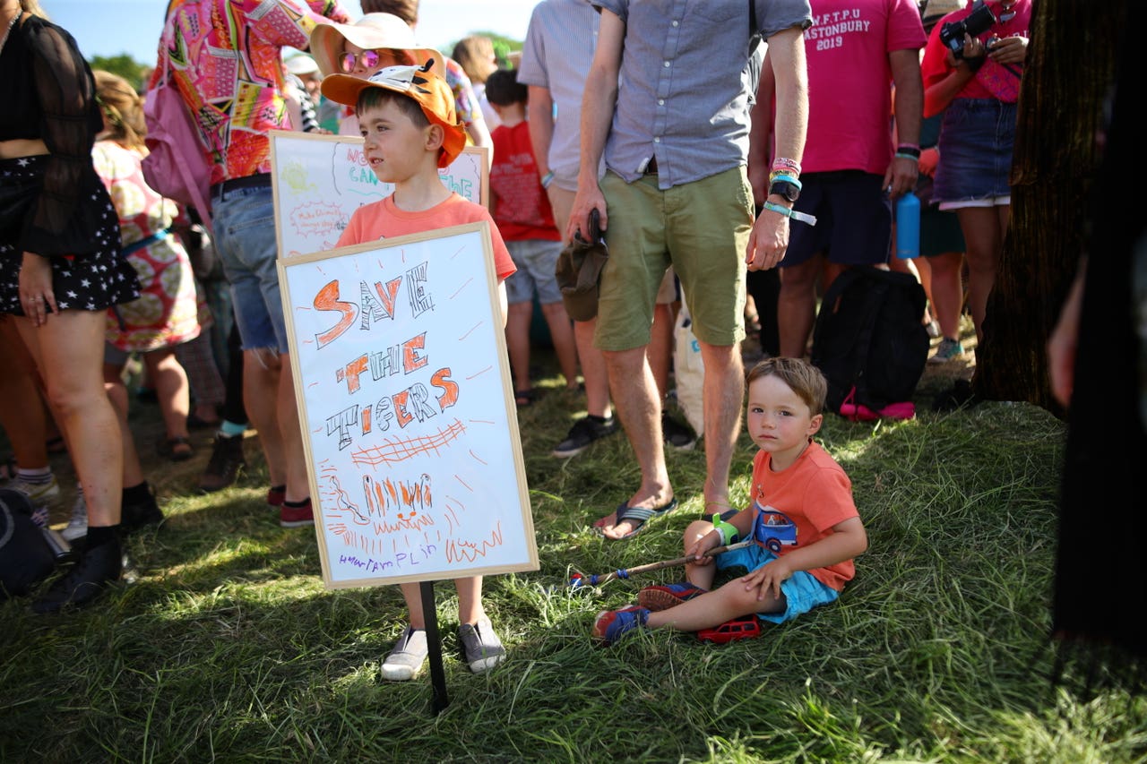 Thousands take part in Extinction Rebellion march at Glastonbury ...
