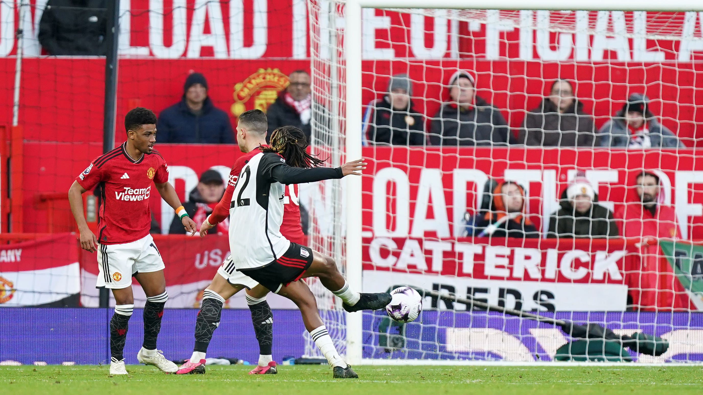 Manchester United 1-2 Fulham: Injury-time Alex Iwobi winner secures stunning win for Cottagers ...