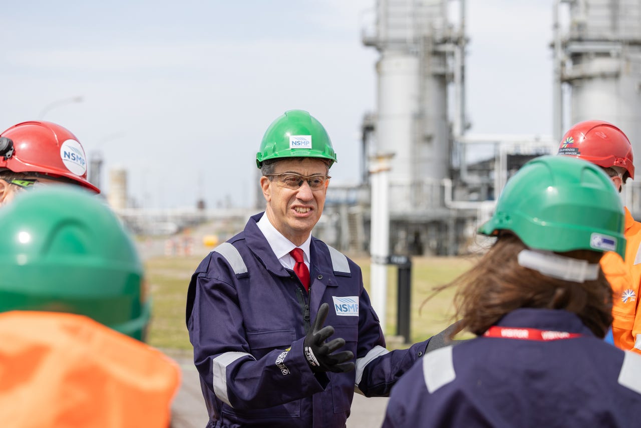 Public-private deal to invest £1bn in offshore wind supply chains ...