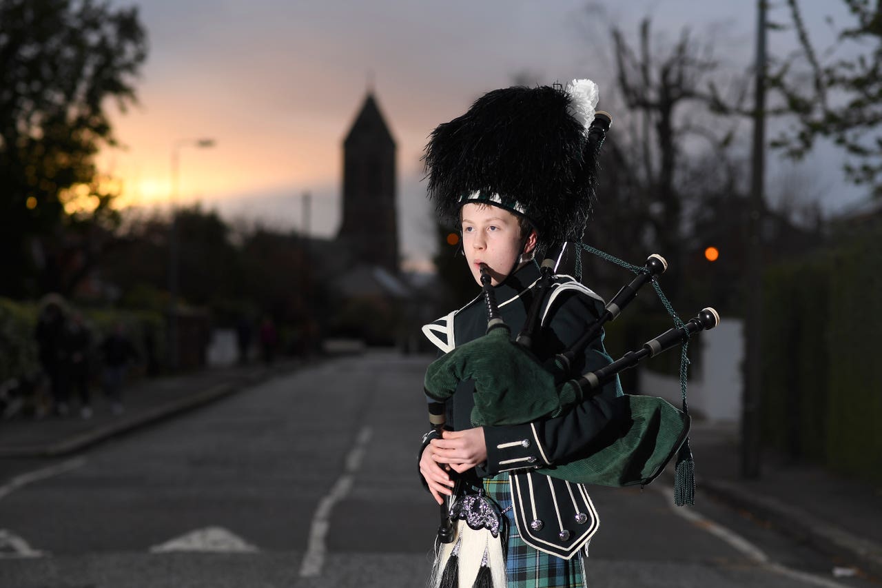 In Pictures: Pipers join nationwide applause for health staff | Isle of ...