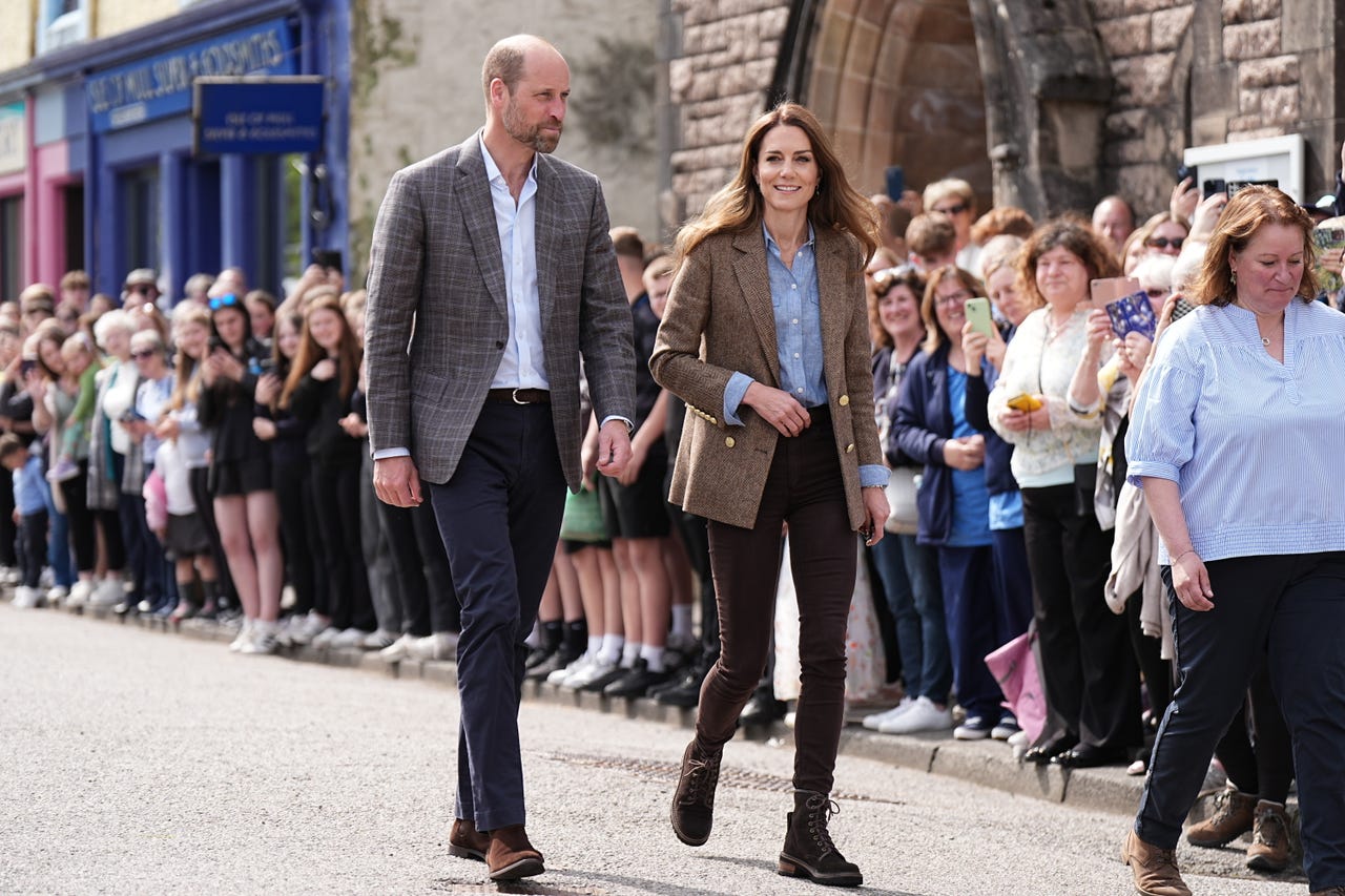Crowds cheer William and Kate on wedding anniversary visit to Isle of ...