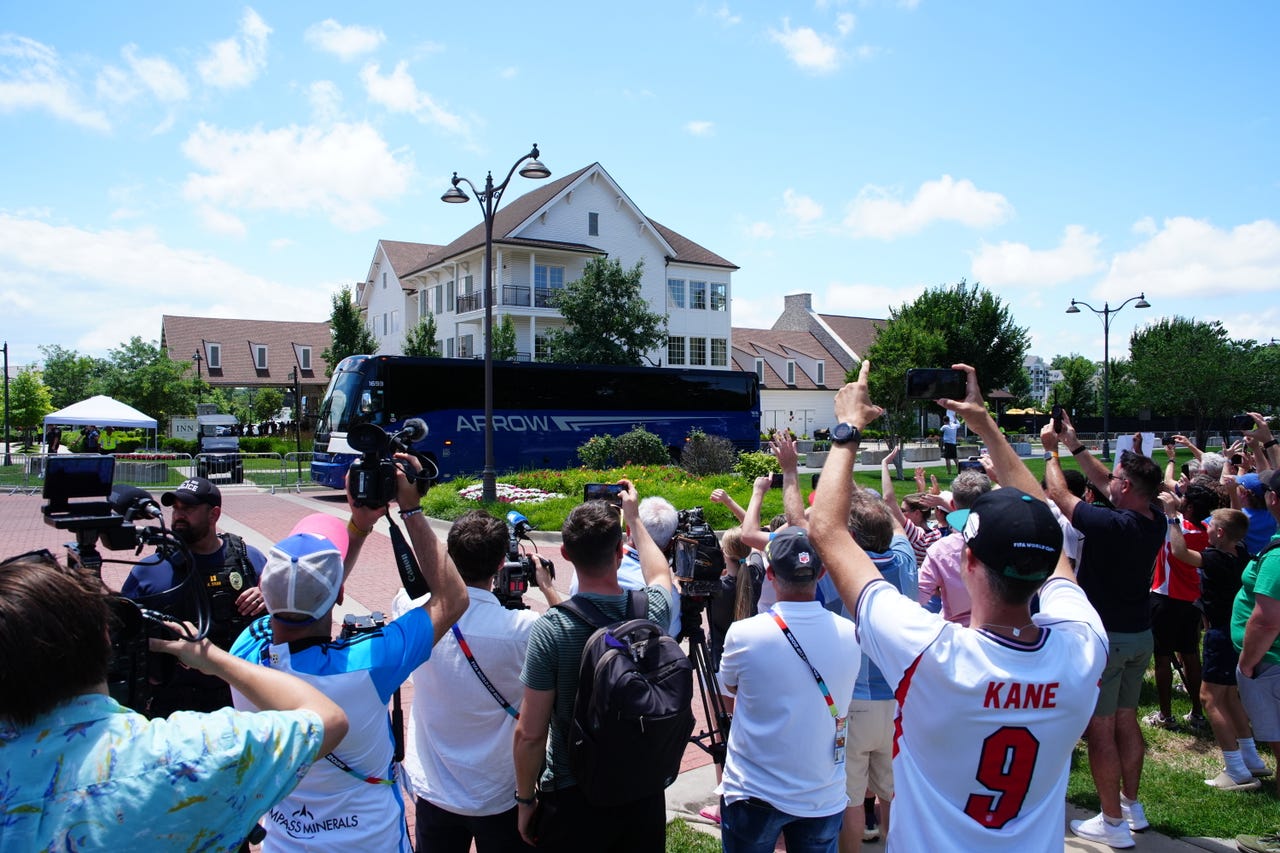 England receive warm welcome as they arrive at Kansas City World Cup ...
