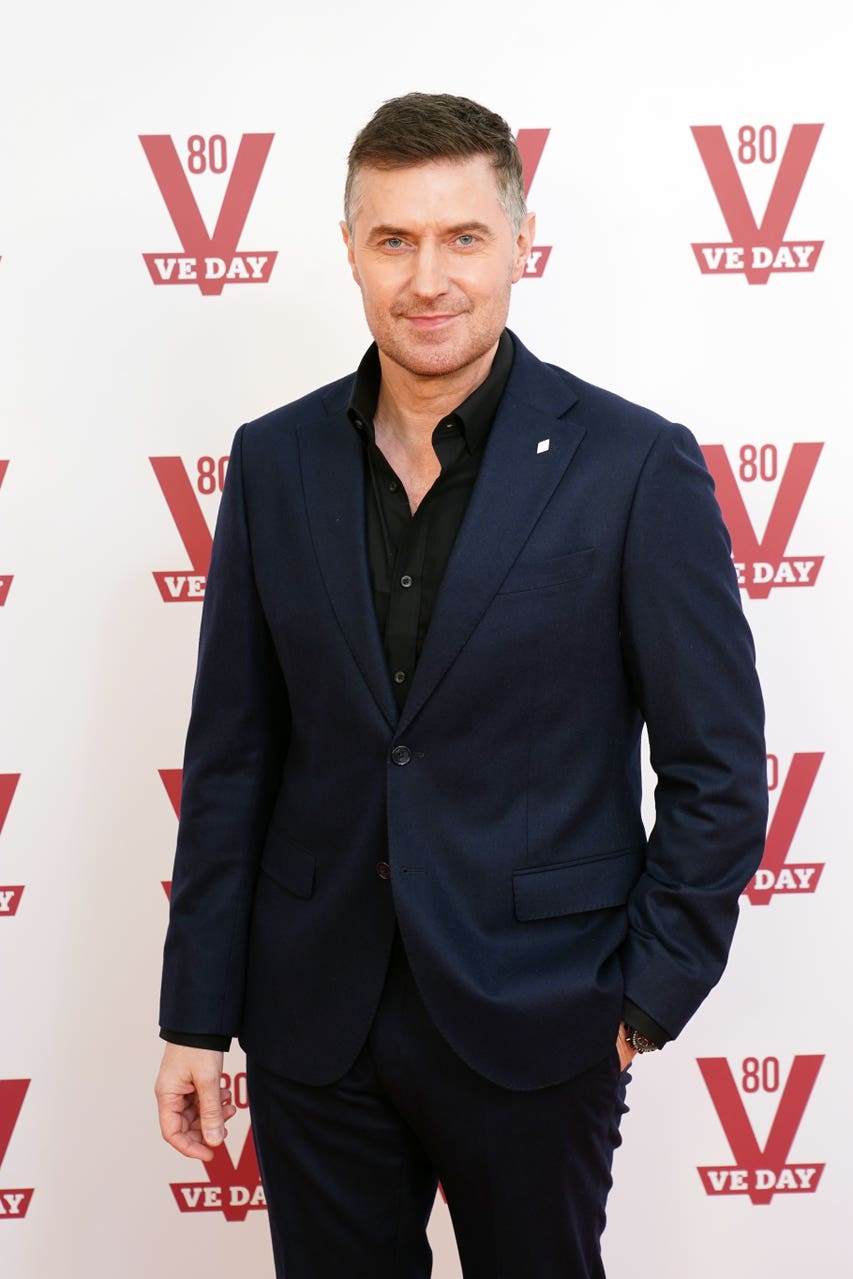 Actor Richard Armitage ‘choked up’ over VE Day concert reading ...