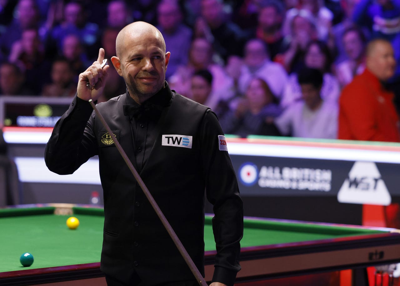 Ronnie Osullivan Beaten By Barry Hawkins On Opening Day Of Uk
