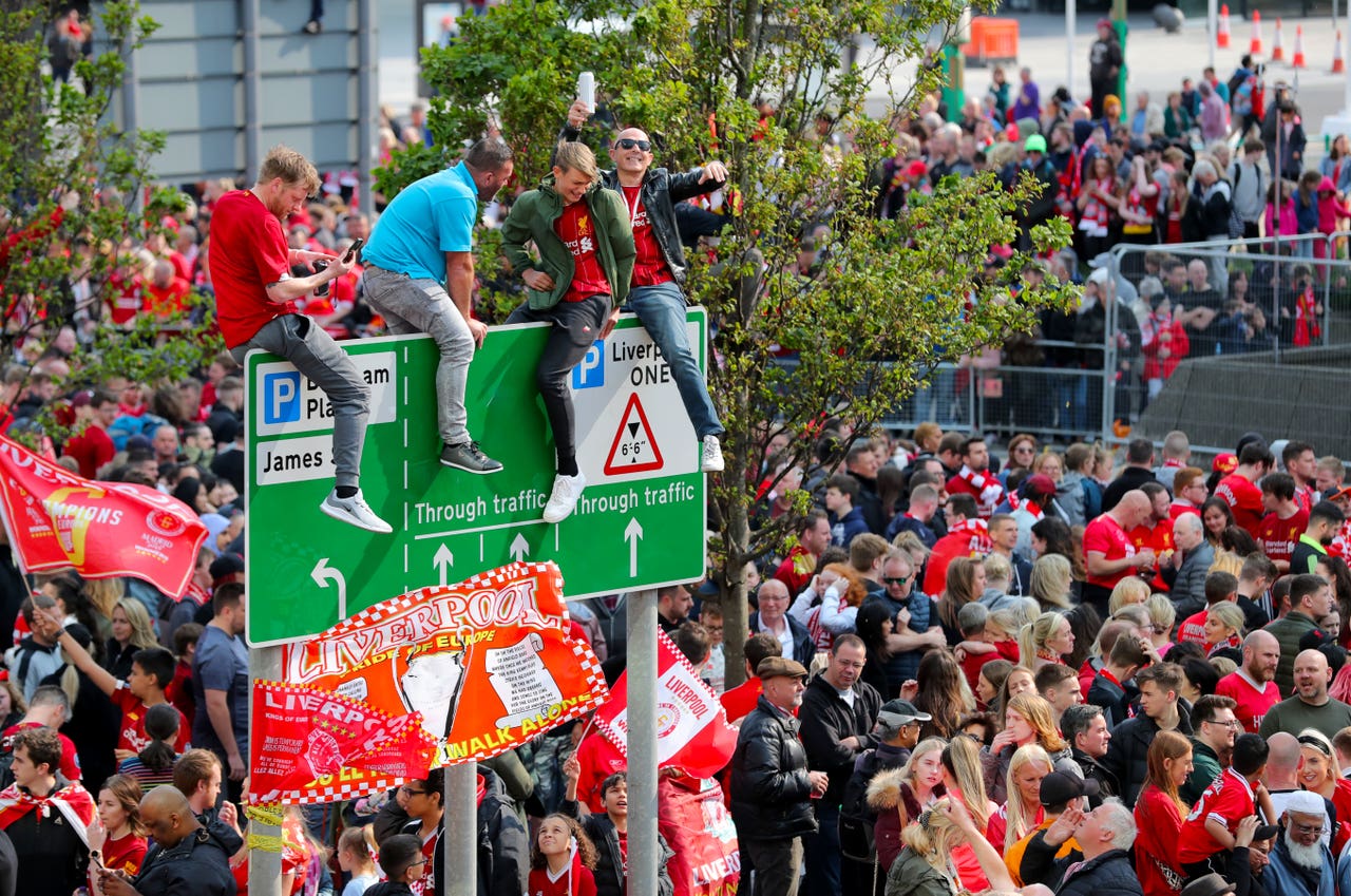 In Pictures: Liverpool fans line streets for heroes’ homecoming parade ...