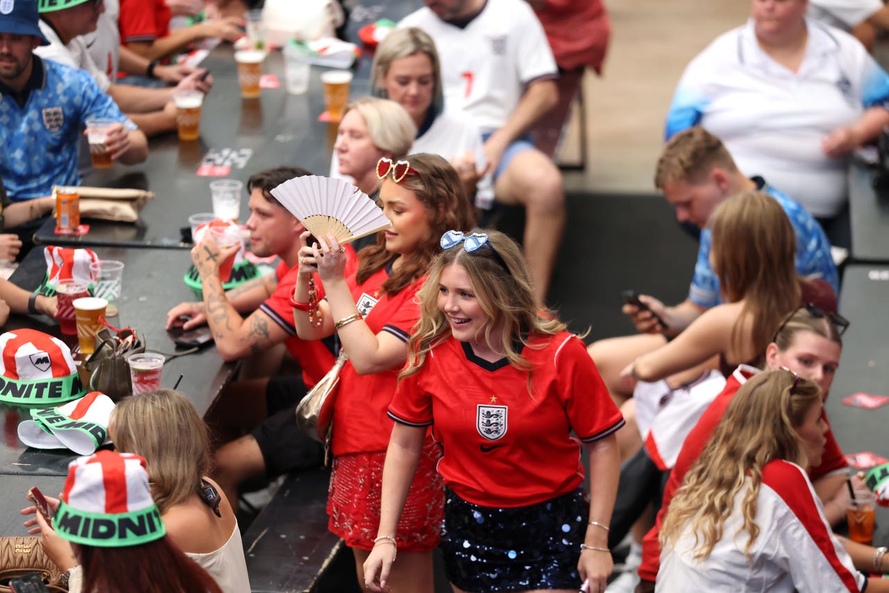 England fans slip away from work to watch World Cup battle with DR ...