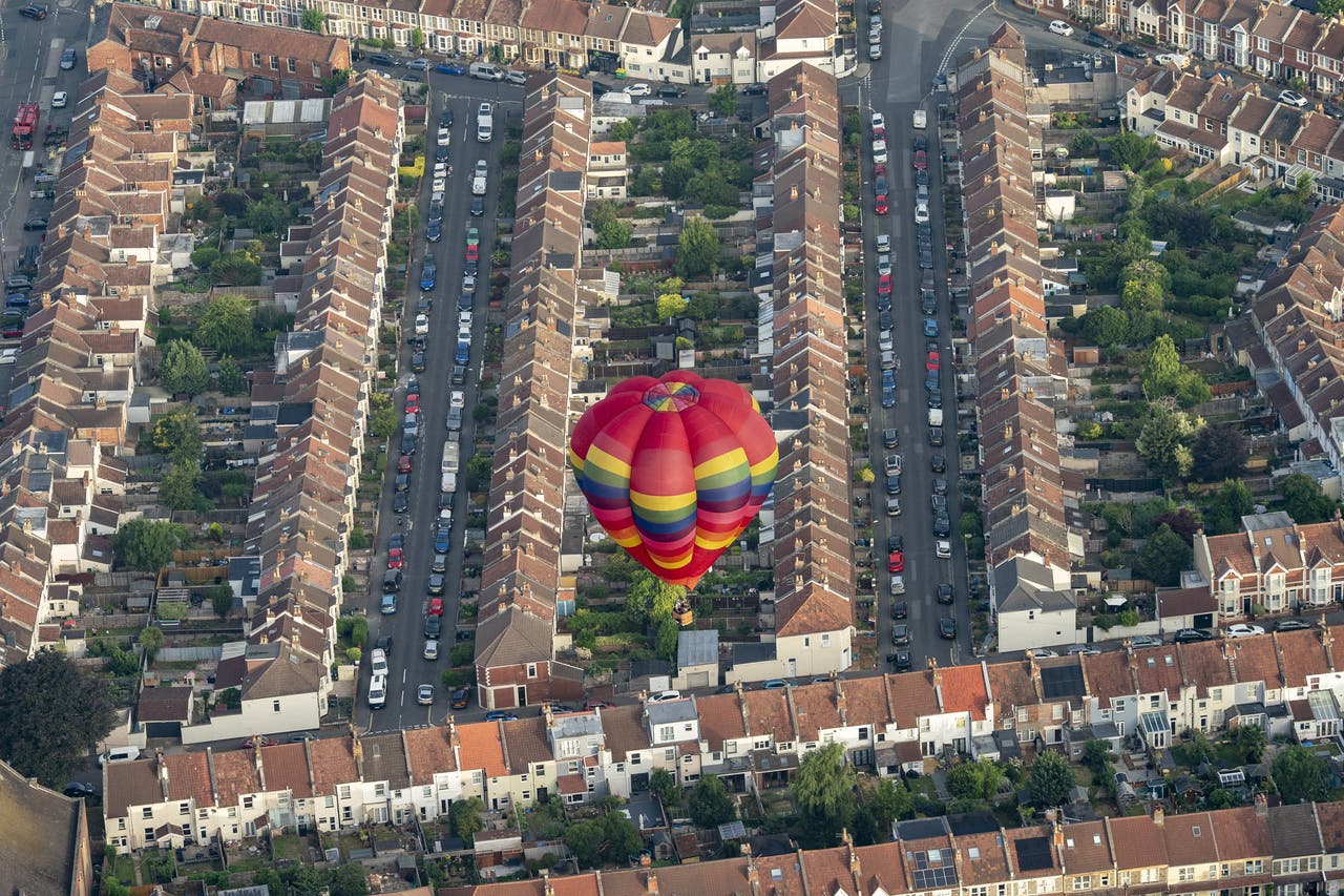 Hot air balloons fill the sky above Bristol ahead of annual fiesta ...