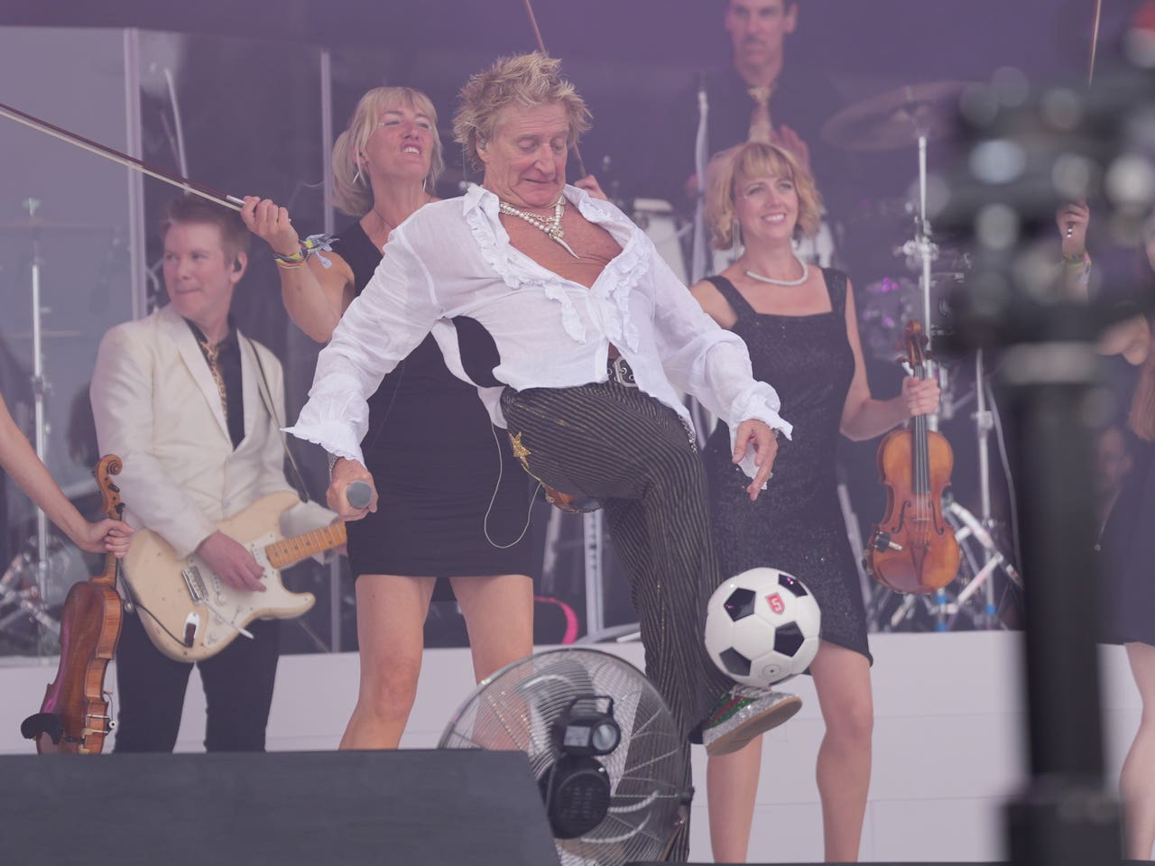 Rod Stewart joined by trio of veteran superstars for rousing Glastonbury set | Express & Star