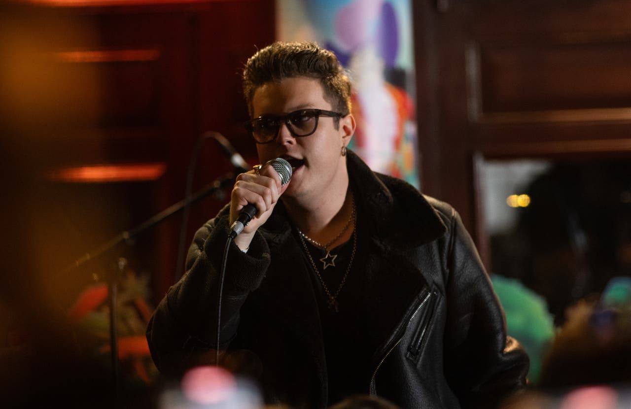 Bono joins annual Dublin city centre Christmas Eve busking session ...