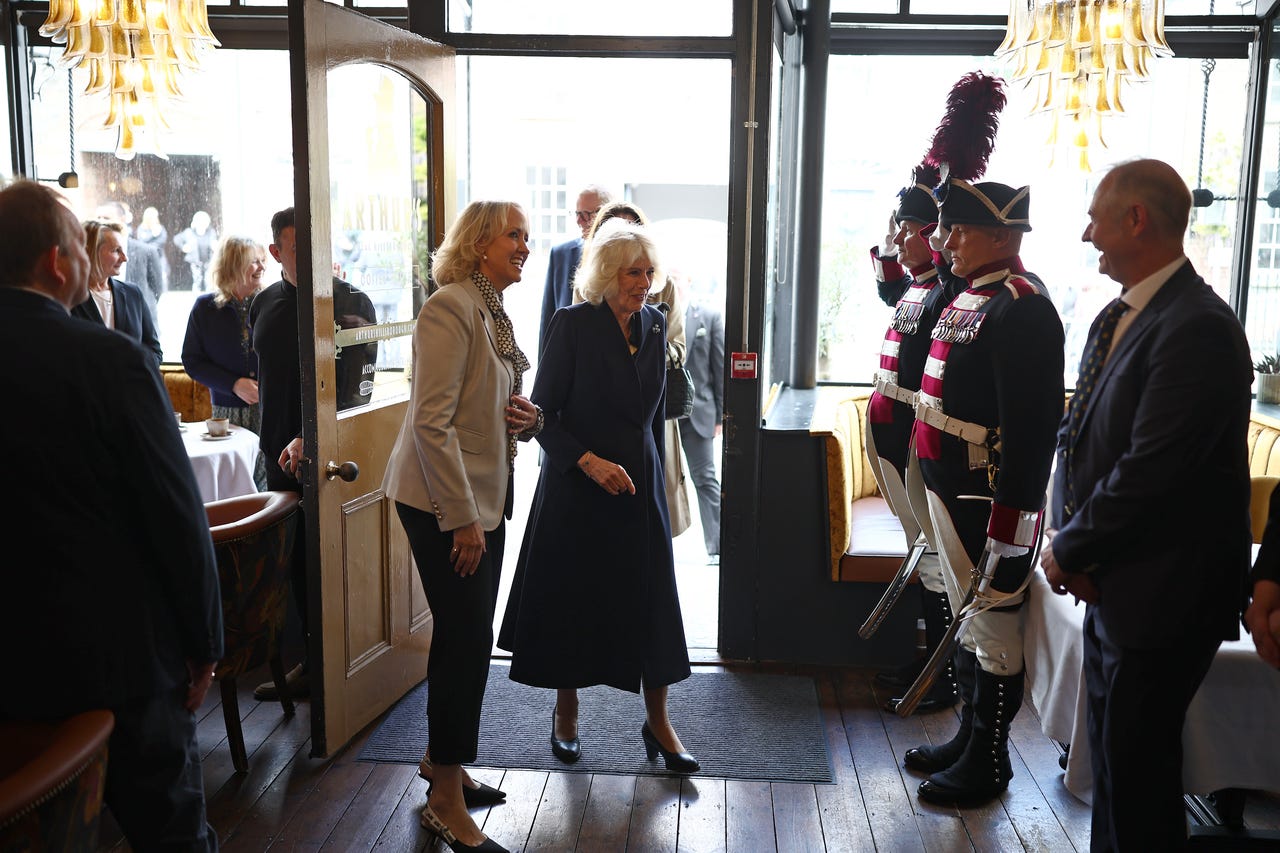 Pure genius: Queen applauded for efforts pouring pint of Guinness ...
