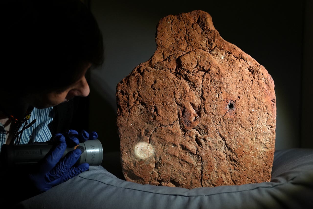‘Rare and exciting’: 4,000-year-old handprint found on Egyptian clay ...