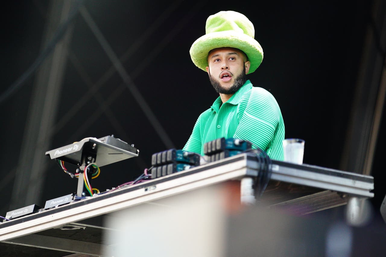 Calum Scott and Jax Jones surprise Love Islanders with an intimate gig ...