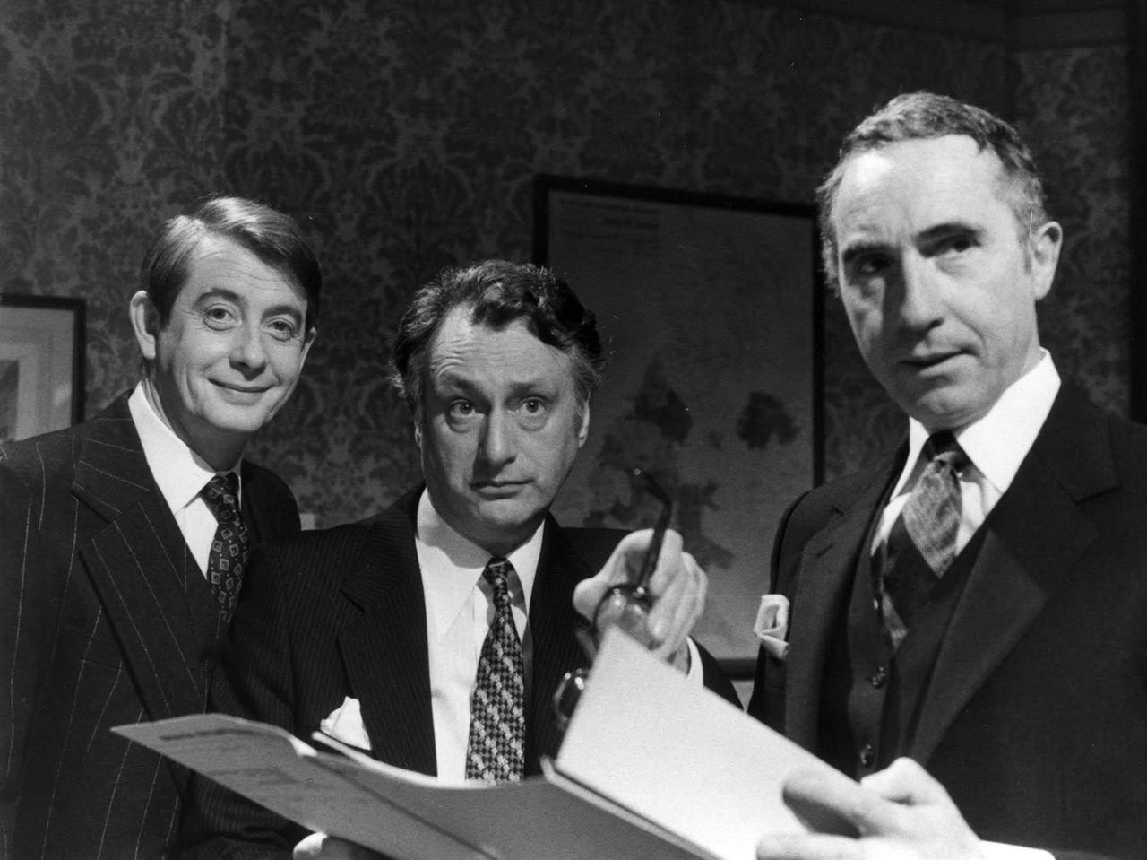 Yes Minister star Derek Fowlds dies aged 82 | Bracknell News