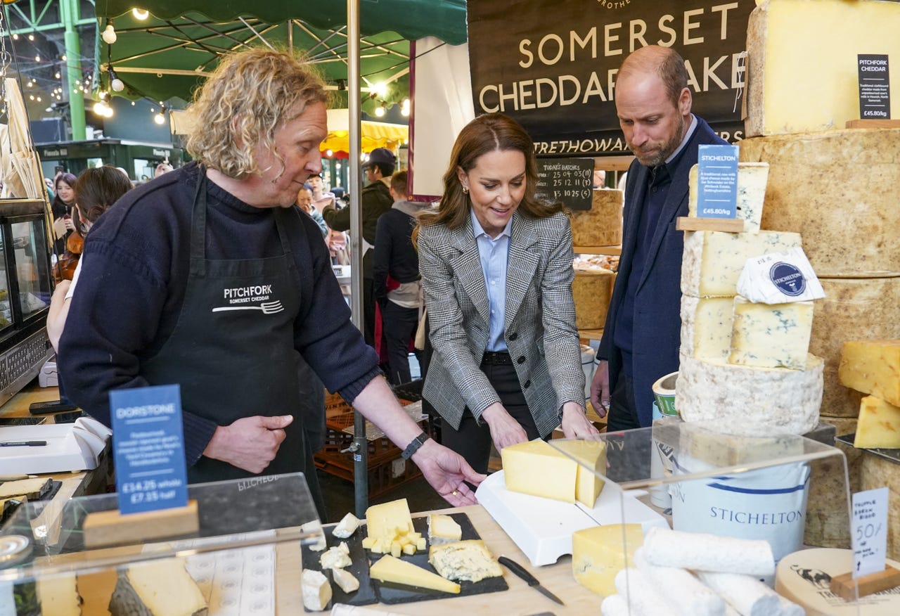 Kate makes cappuccino for William during Borough Market visit | Runcorn ...