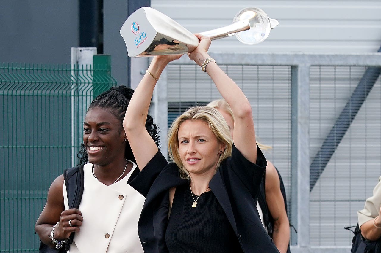 Football comes home: Jubilant fans greet Lionesses on return to England ...