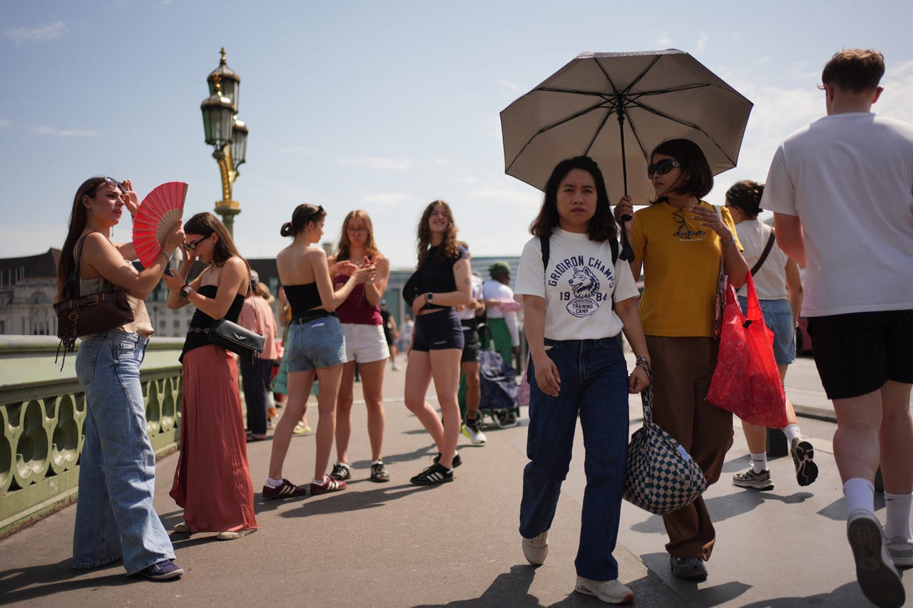 In Pictures: People try to keep cool in summer sun as temperatures soar ...