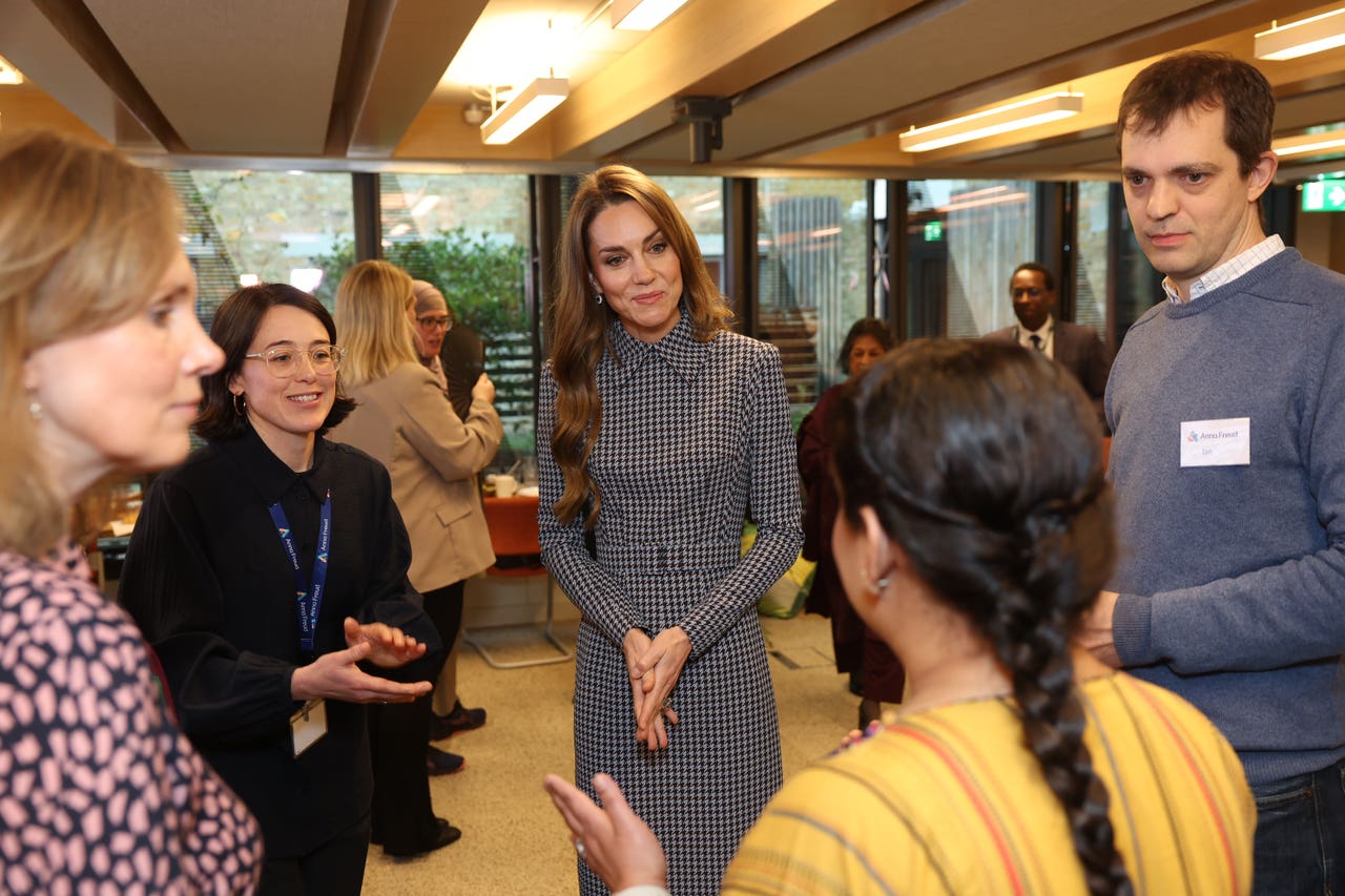 Kate bonds with toddlers as she learns about project to boost health visitors | The Mail