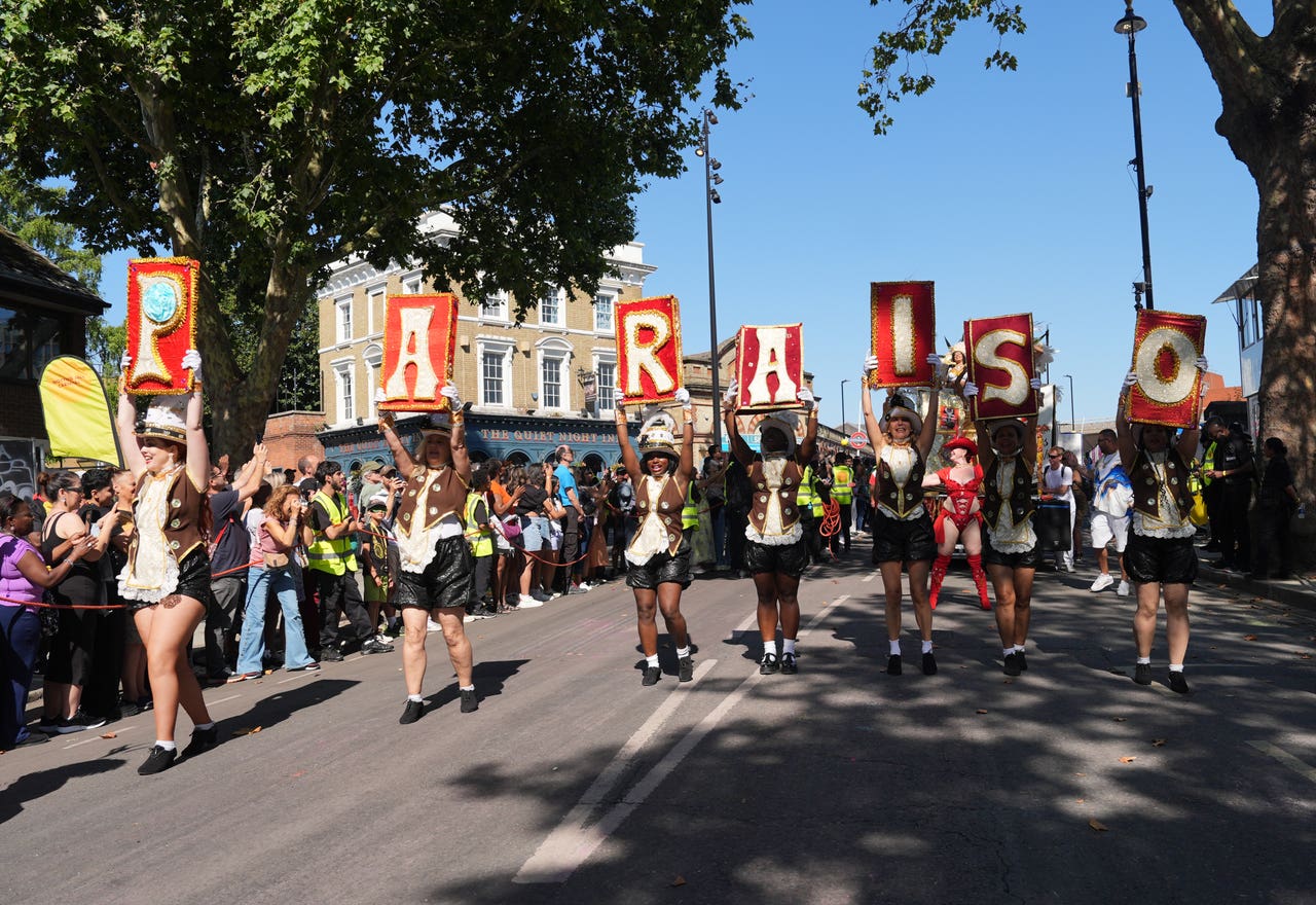 Thousands watch parade on second day of Notting Hill Carnival | Slough ...