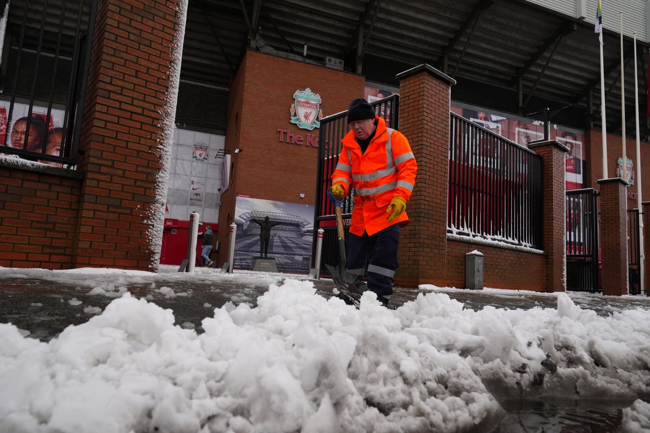 Liverpool-Man Utd goes ahead at Anfield after safety meetings due to ...