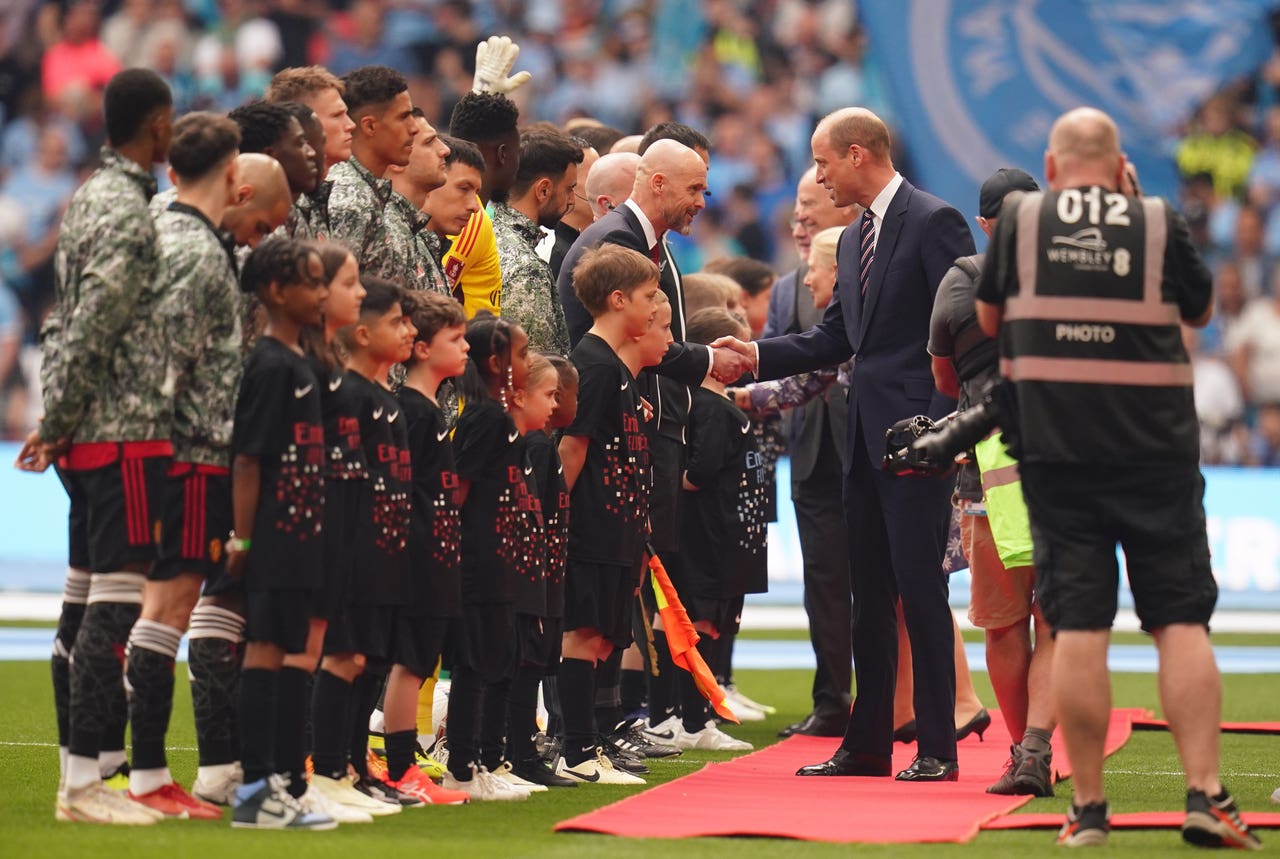 William and George present trophy to FA Cup winners Manchester United ...