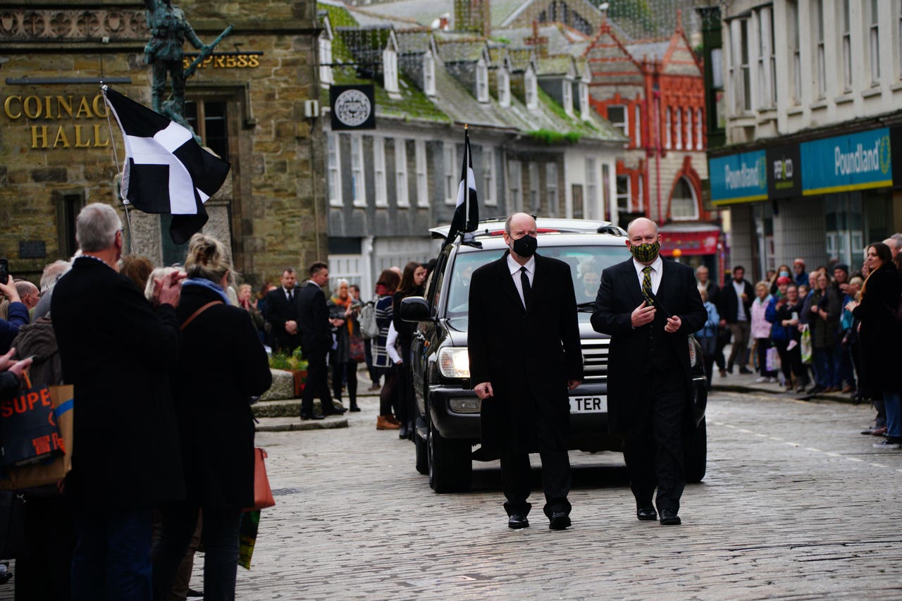 Thousands line the streets to mourn ‘well-loved’ Cornish comedian ...