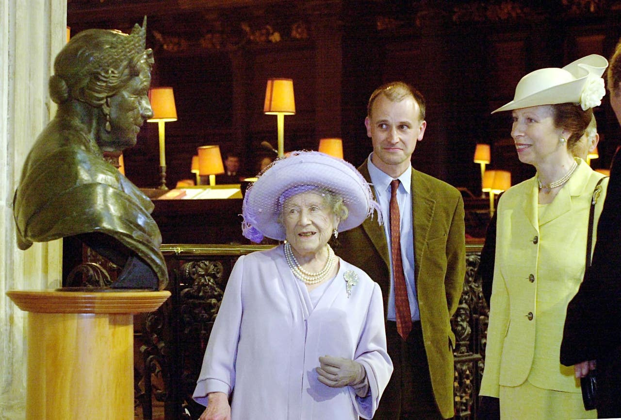 Sculptor aims to capture ‘grace and dignity’ of late Queen for national ...