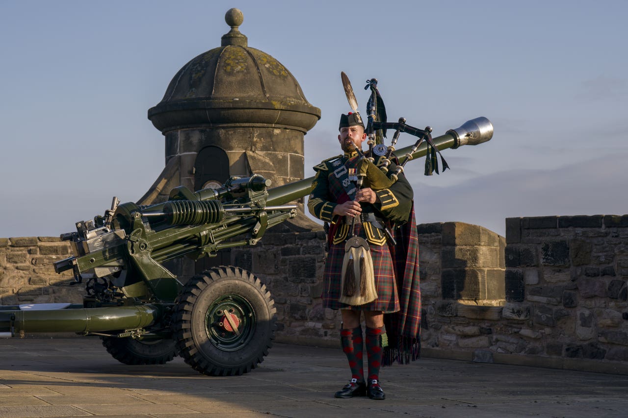 Lone piper plays at Edinburgh Castle to mark 80th anniversary of VJ Day ...
