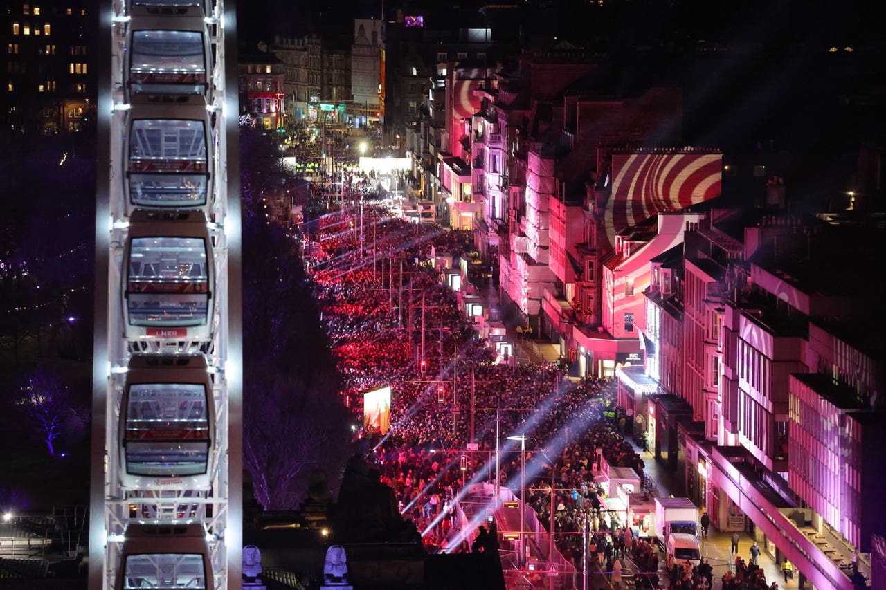 Thousands gather as Edinburgh welcomes new year with spectacular ...