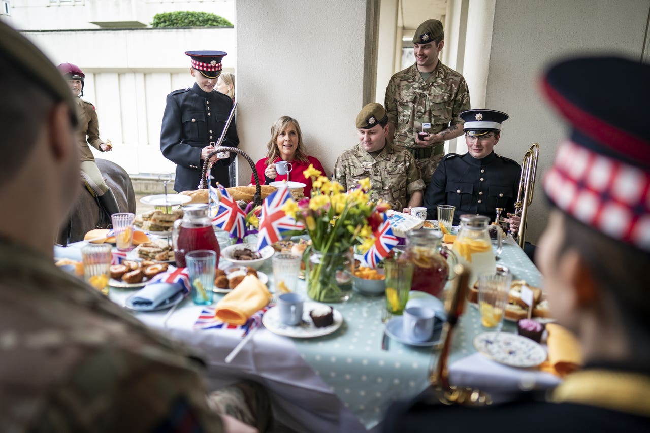 Coronation parade troops treated to Big Lunch as they prepare for ...