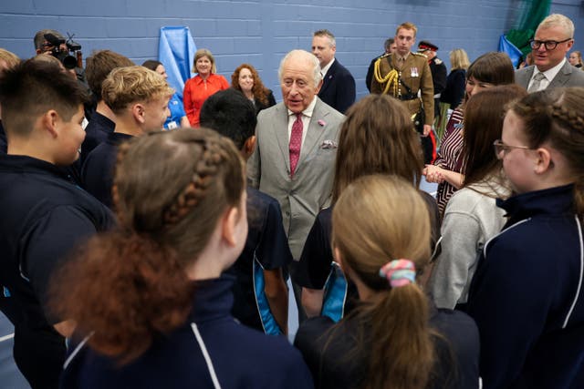 Impromptu walkabout by the King cheers crowds on rainy day | The Leader