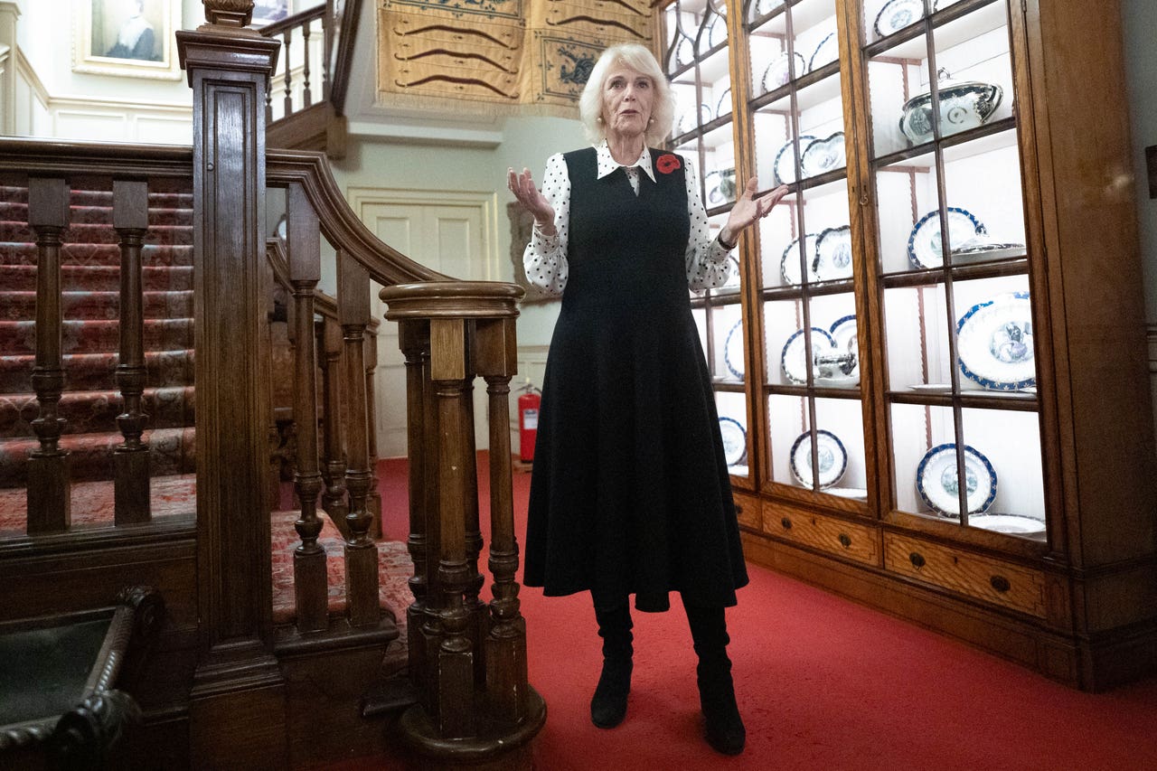 Queen welcomes Booker Prize-winning author at Clarence House | Somerset County Gazette