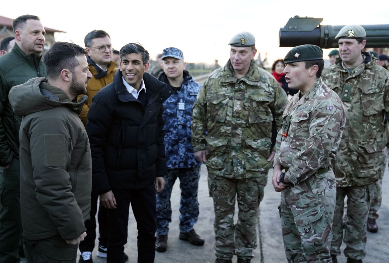 Sunak and Zelensky meet Ukrainian soldiers training on tanks at Dorset ...
