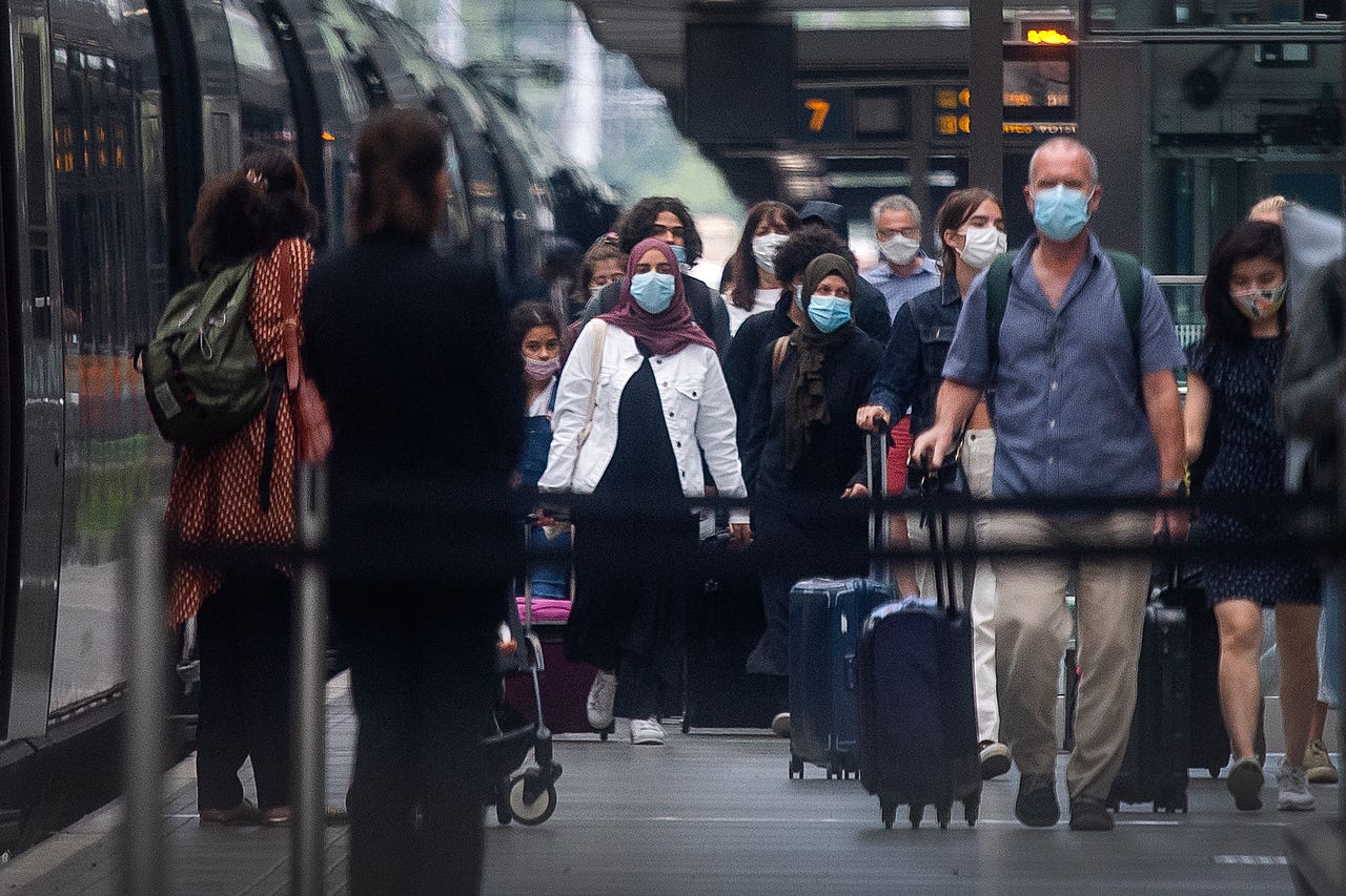 UK travellers left frustrated after missing quarantine deadline ...