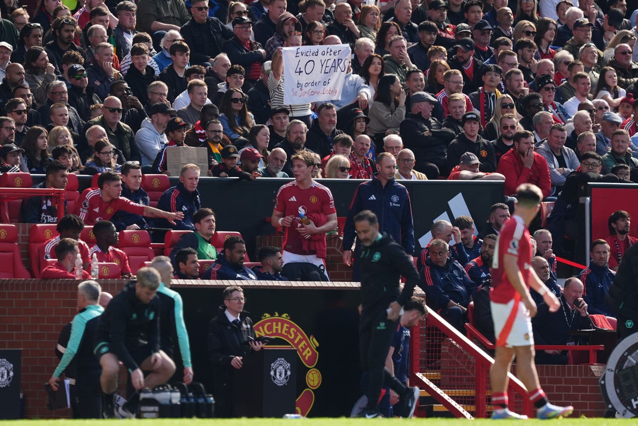Pablo Sarabia free-kick stuns Man Utd as Wolves seal historic league ...