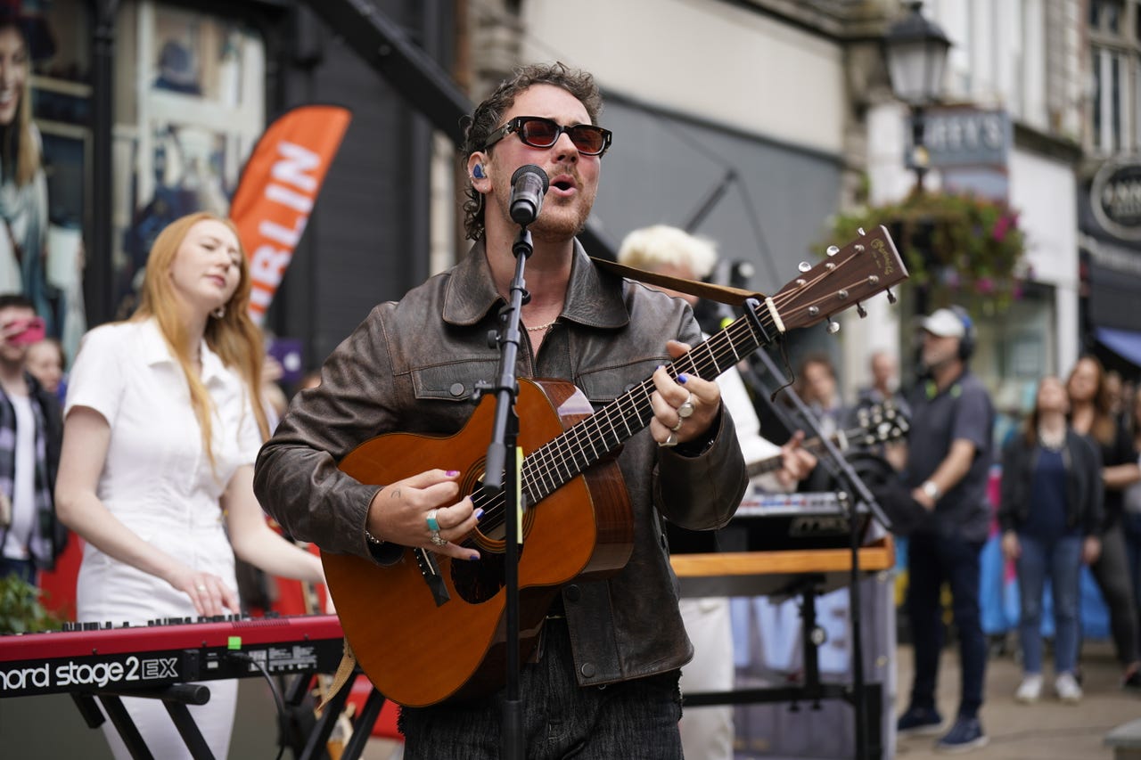 Irish singer Cian Ducrot surprises fans with pop-up concert at Dublin ...