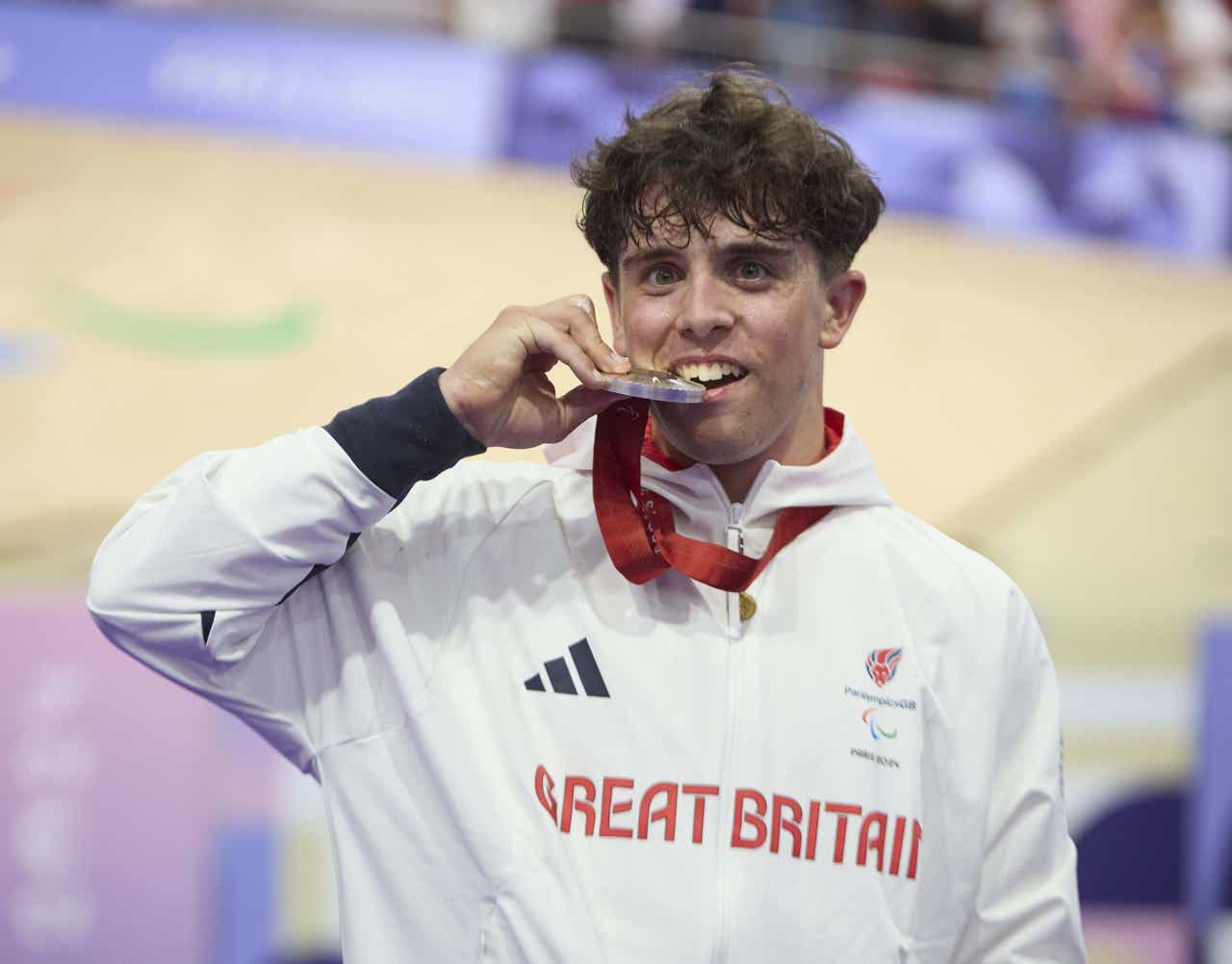 Archie Atkinson denied cycling gold after crashing in closing stages of ...