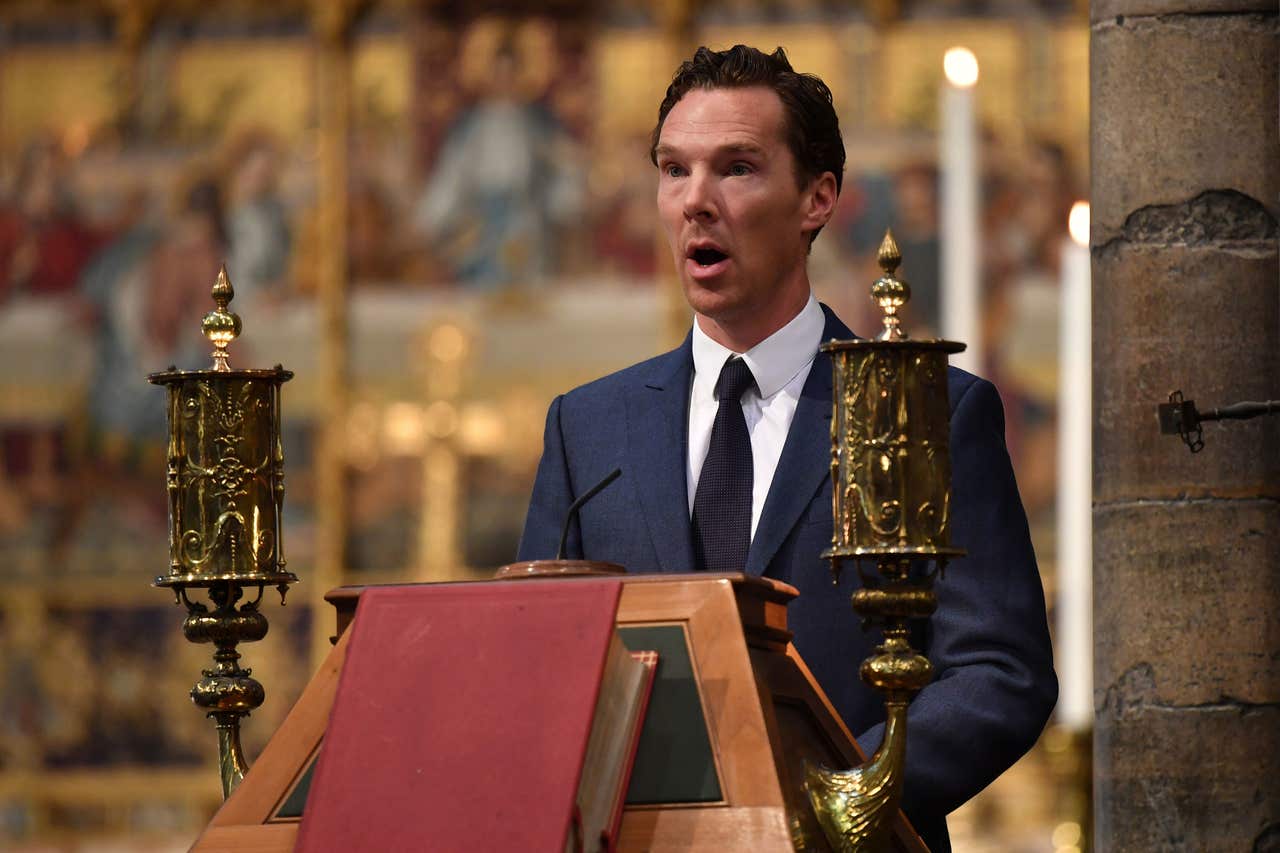 Stephen Hawking laid to rest between graves of Newton and Darwin ...