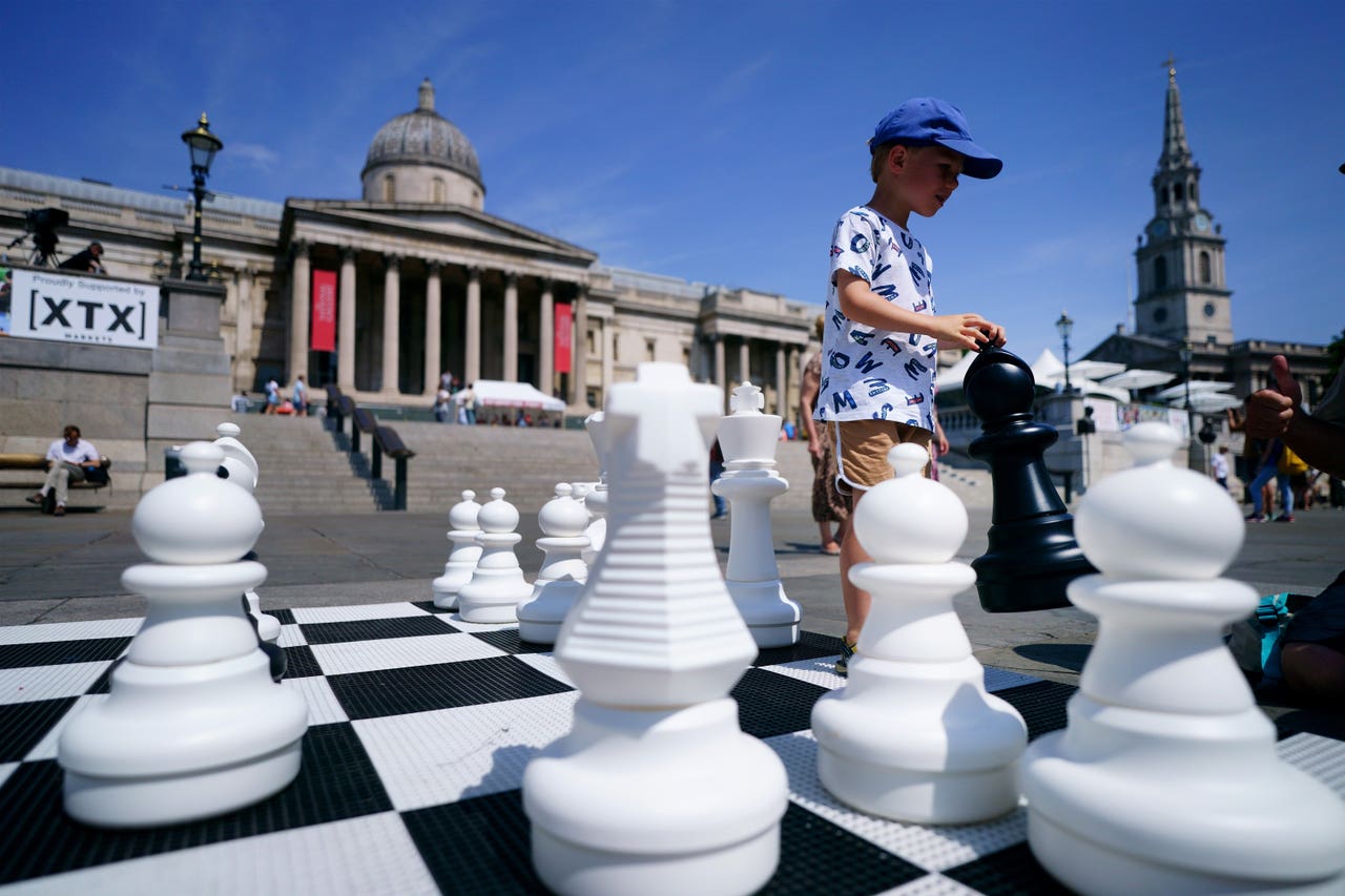 Living chess set featuring 32 actors turns heads at London’s ChessFest ...