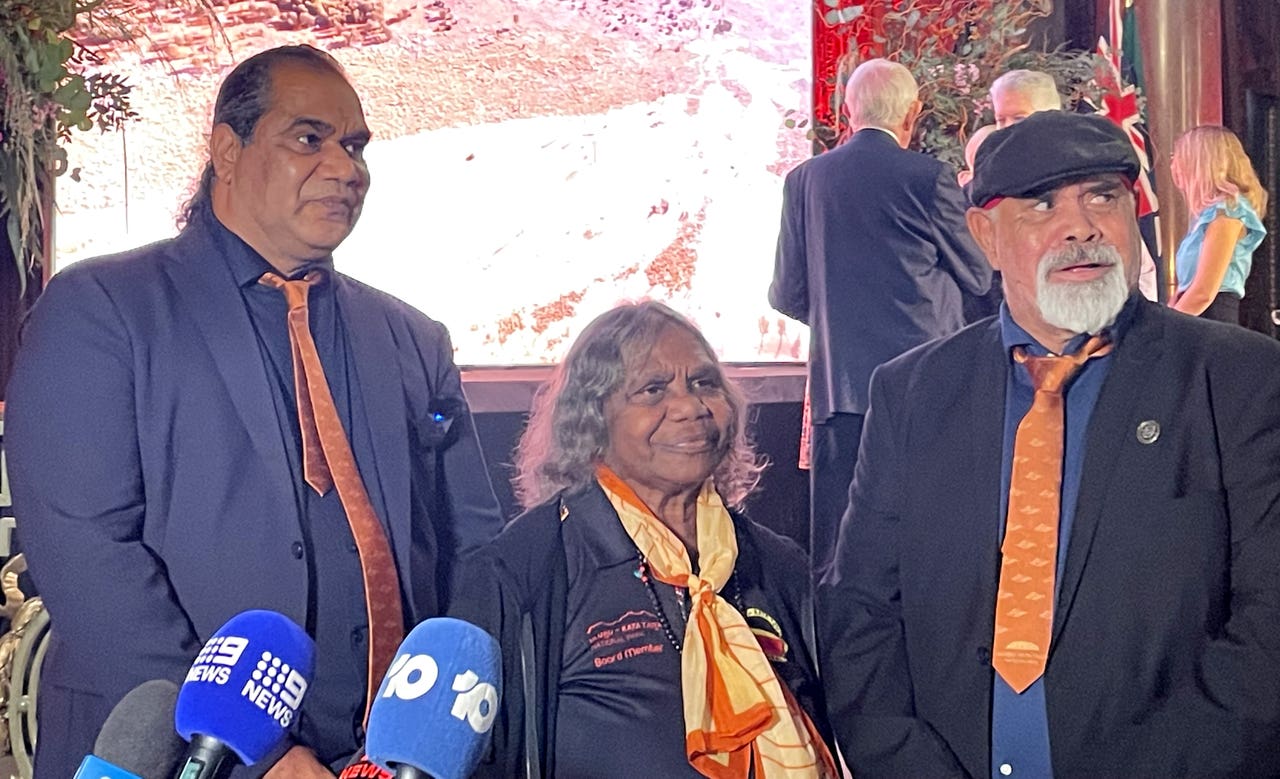 Aboriginal Australians perform for King at 40th anniversary of Uluru ...