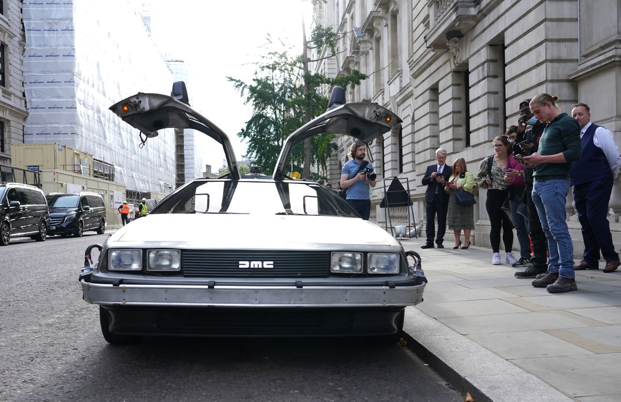 Just 303 ‘icon of pop culture’ DeLoreans remain on UK roads | Chard ...