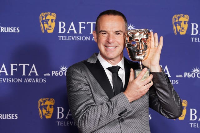 Martin Lewis reflects on ‘broken’ childhood while picking up Bafta ...