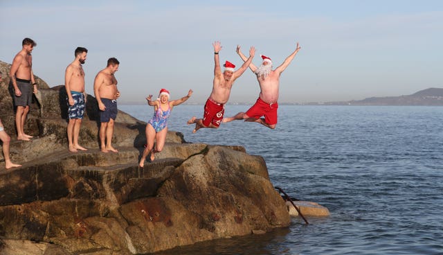 Irish premier among scores of Christmas Day dippers | Glasgow Times