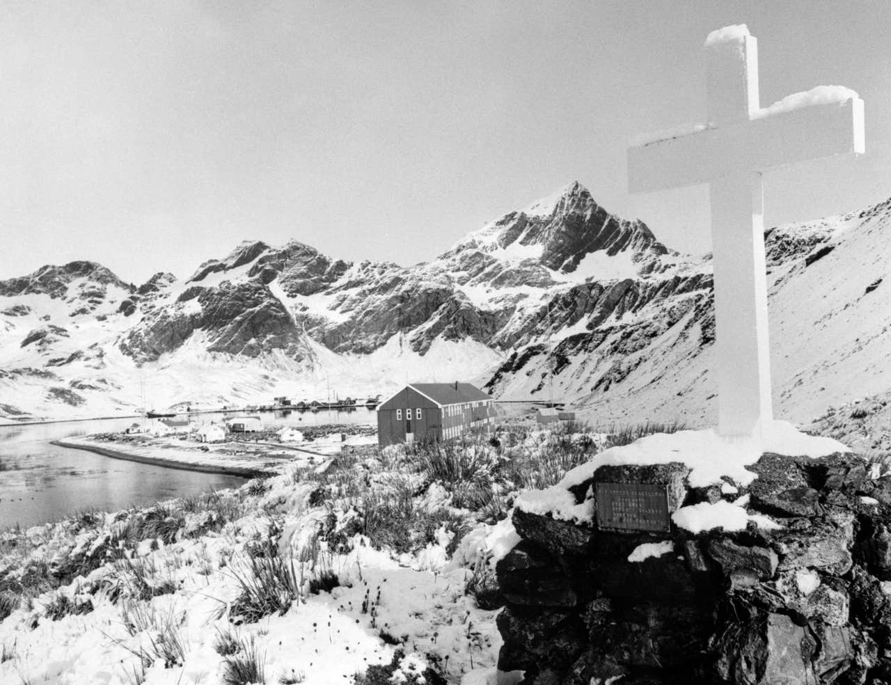 Cross in memory of explorer Shackleton goes on display after 8000-mile ...