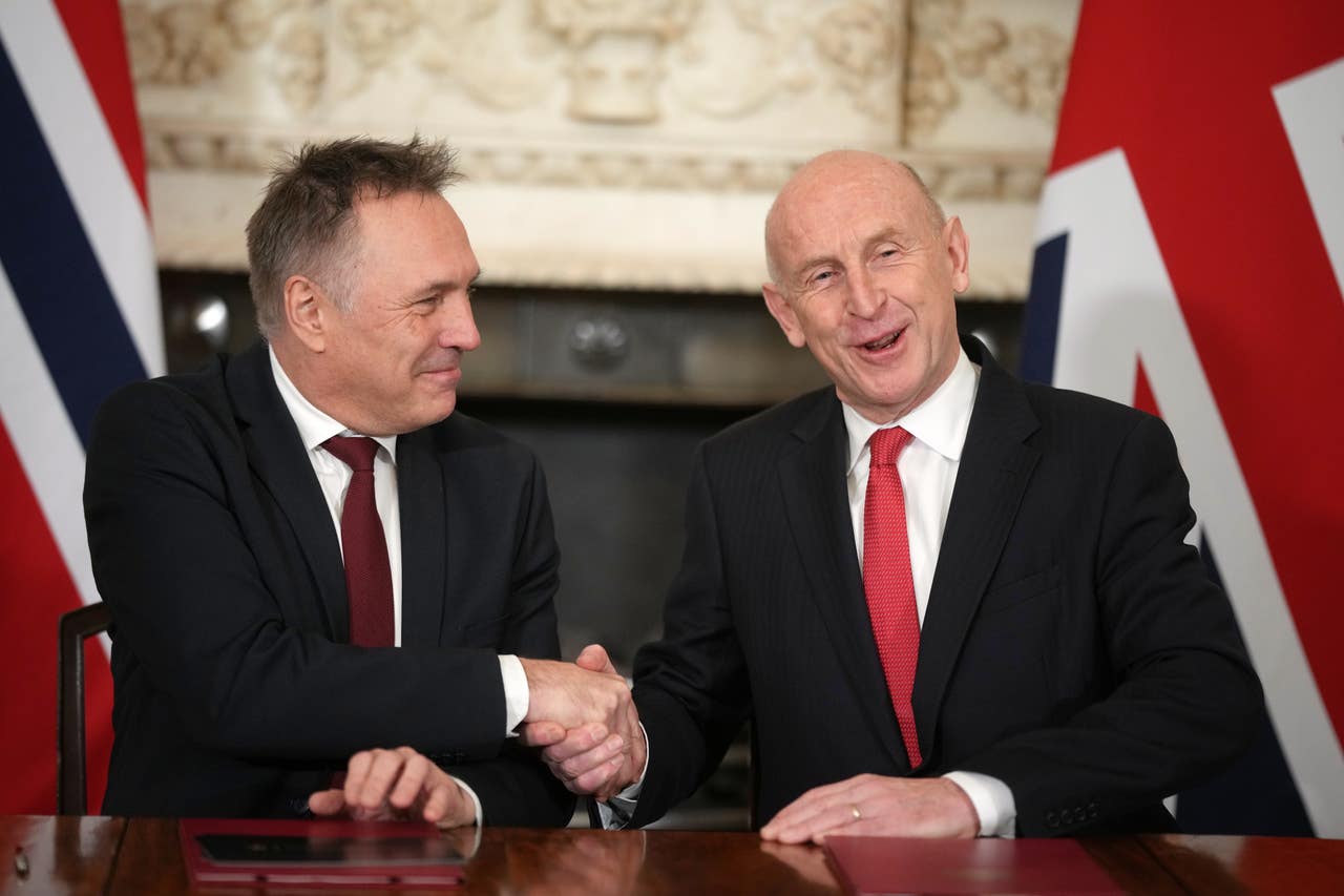 UK and Norway sign defence pact to hunt Russian submarines | Dumbarton ...