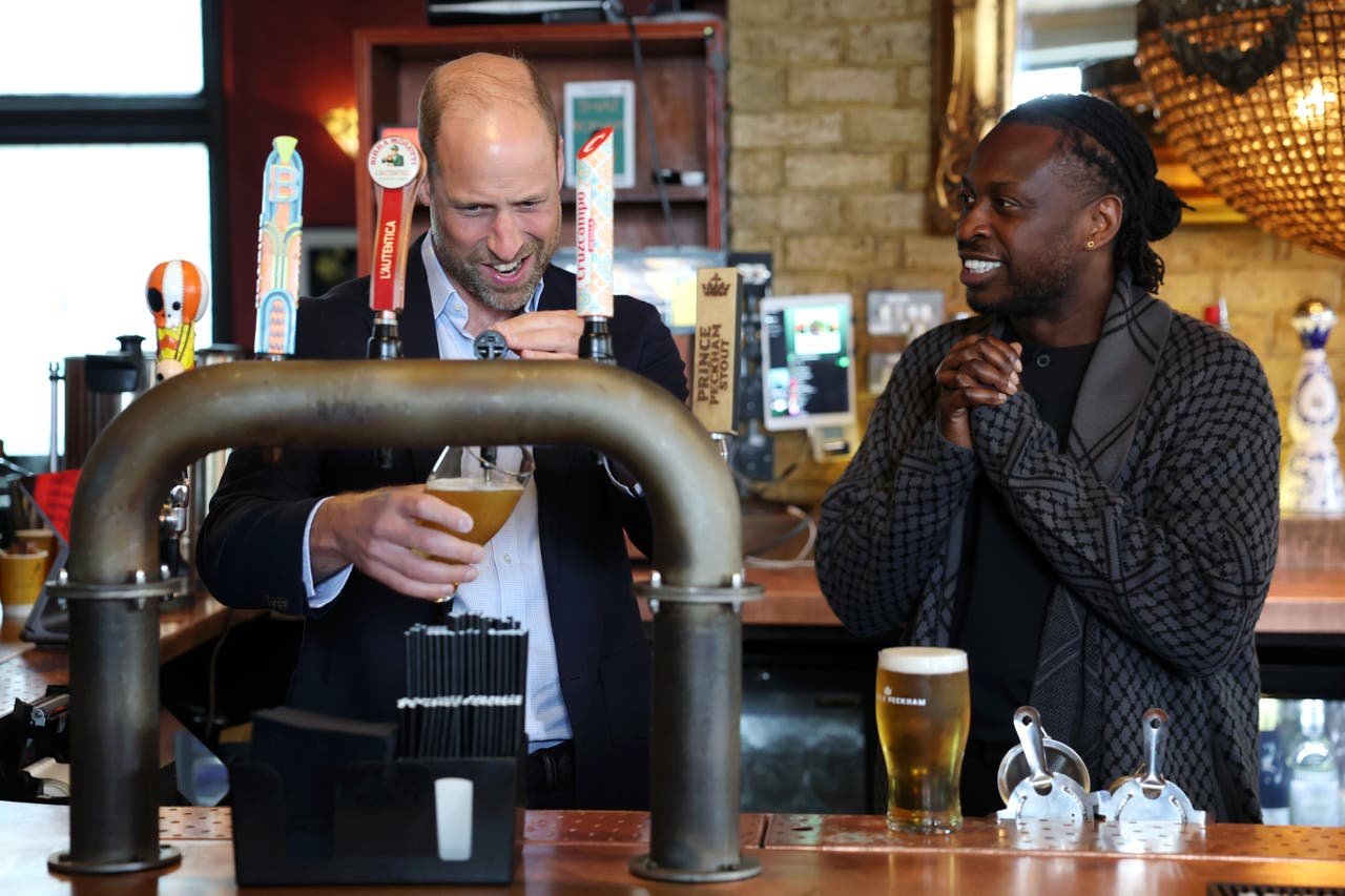 William says ‘I love pubs’ and pulls pint during visit to Peckham ...