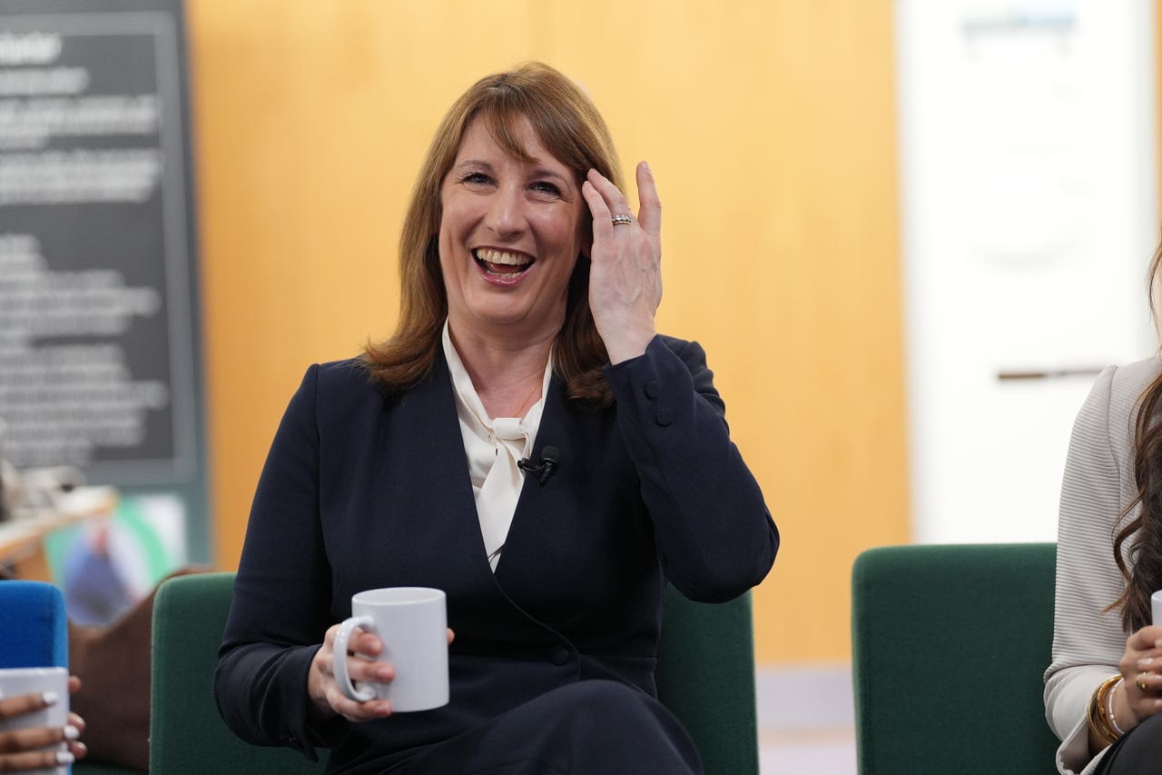 Households set for lower energy bills amid price cap shake-up | LBC