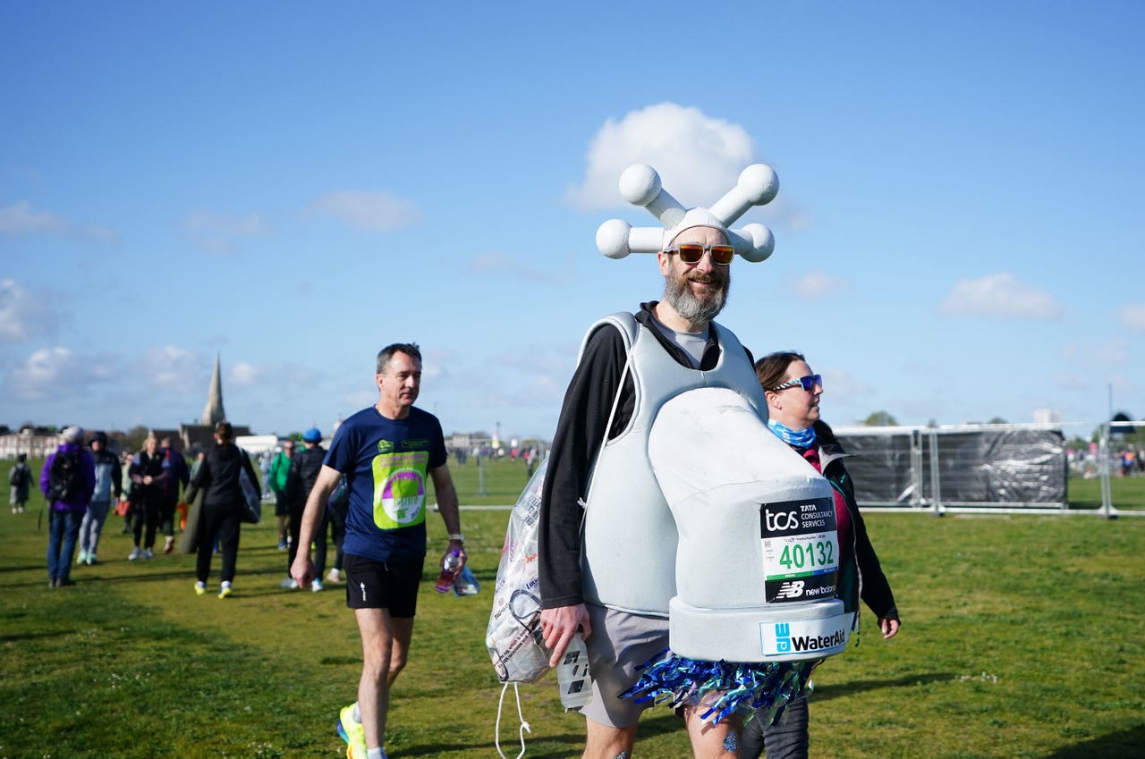 Fastest runner in inflatable costume among record breakers at London ...
