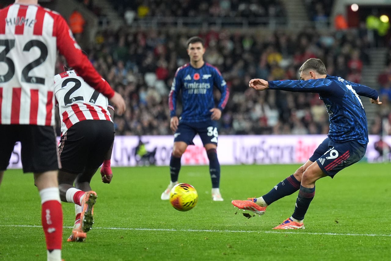 Brian Brobbey scores late as high-flying Sunderland hold leaders ...