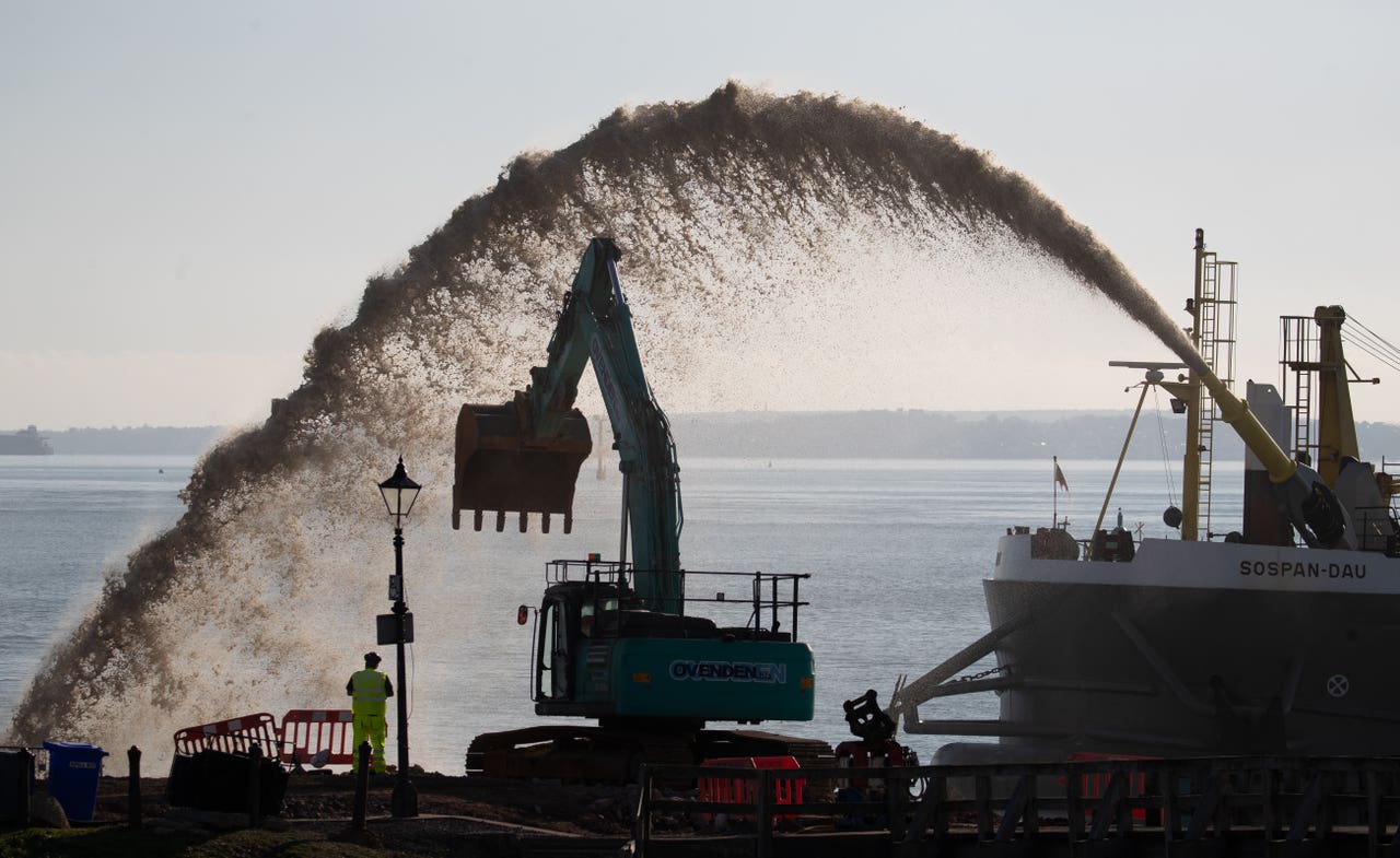 Dredger sprays tonnes of gravel on to Portsmouth foreshore for sea ...